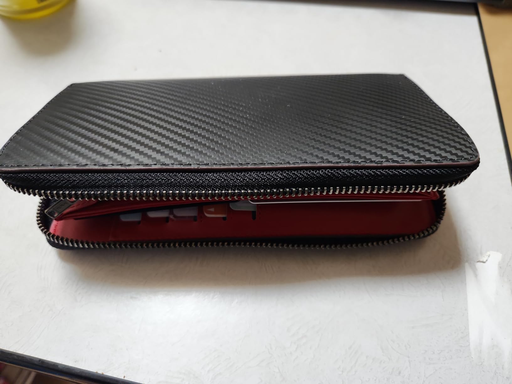 Amazon.co.jp: [Modiko] 財布 メンズ 長財布 大容量 カーボンレザー YKK製 ながざいふ 人気 ラウンドファスナー 黒 一目瞭然な見開き設計 セパレート型 小銭入れ お ...