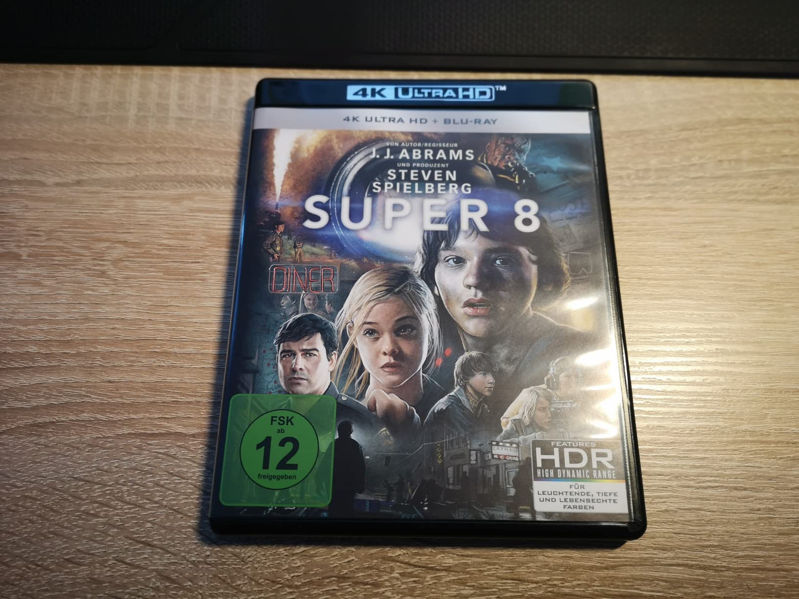 Super 8 (Two-Disc Blu-ray/DVD Combo): Amazon.de: Kyle Chandler, Elle ...
