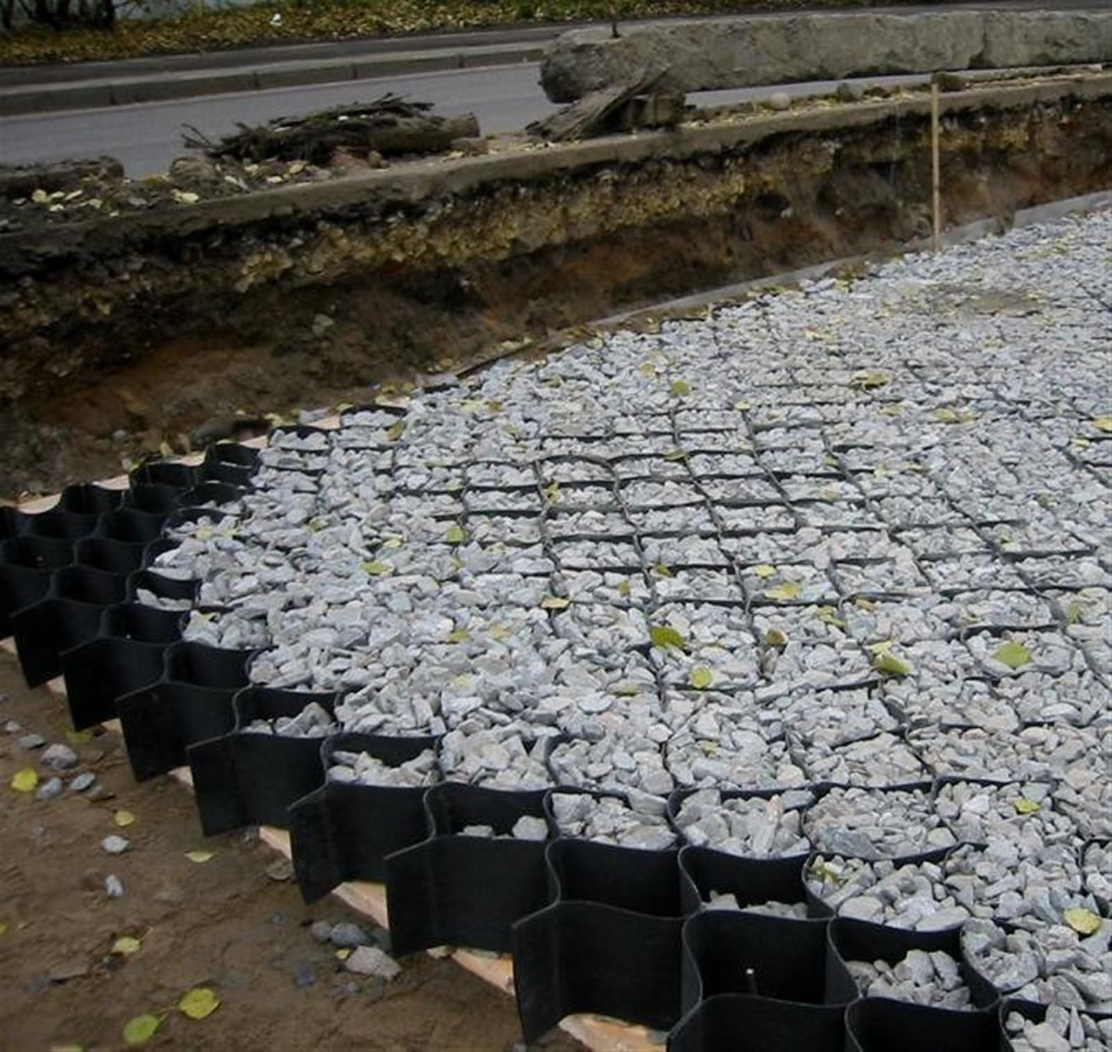 Paisajismo De Taludes Empinados A Lo Largo Del Camino De Entrada