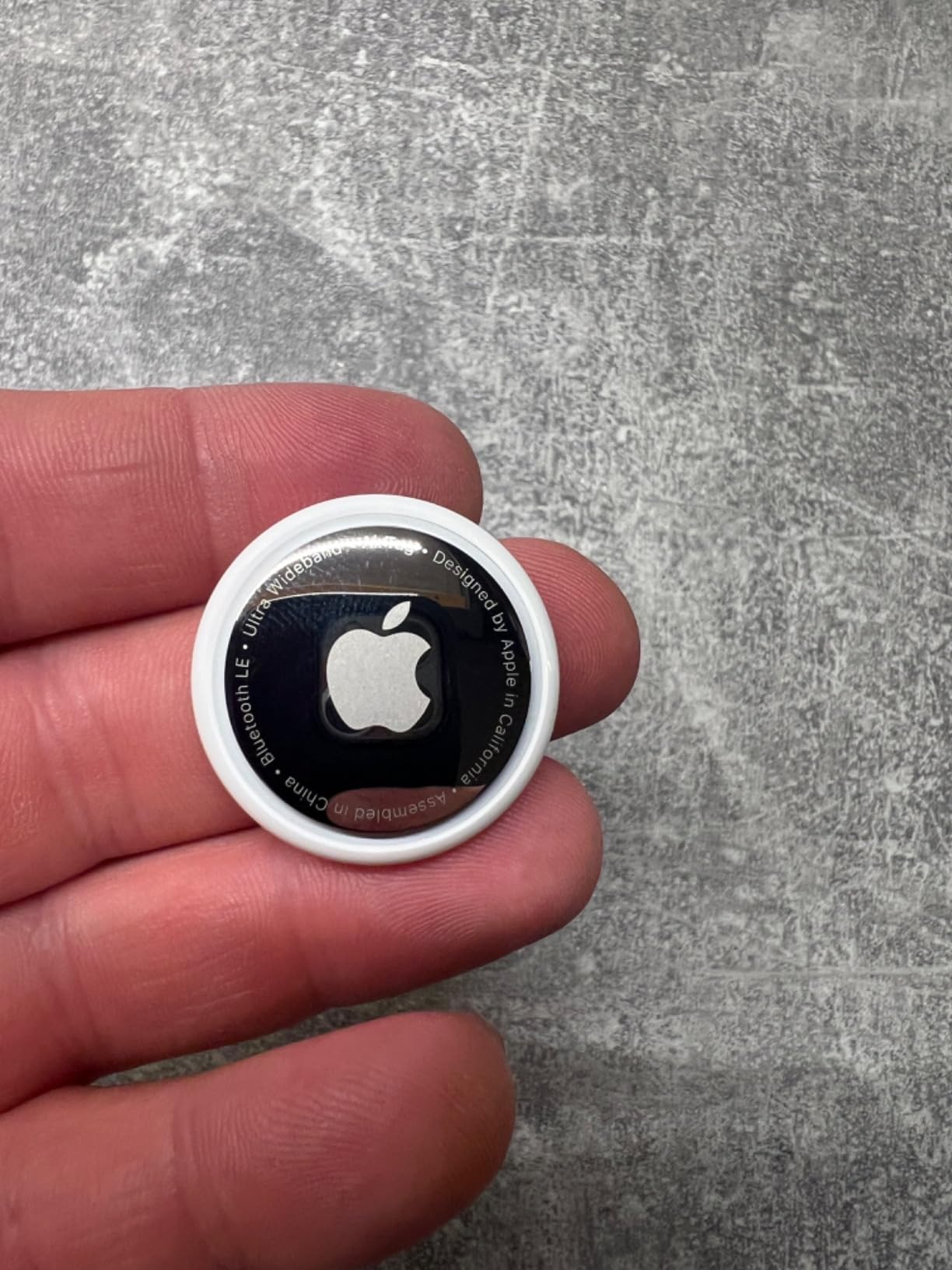 Apple AirTag (4 pack). Track and find your keys, wallet, luggage ...