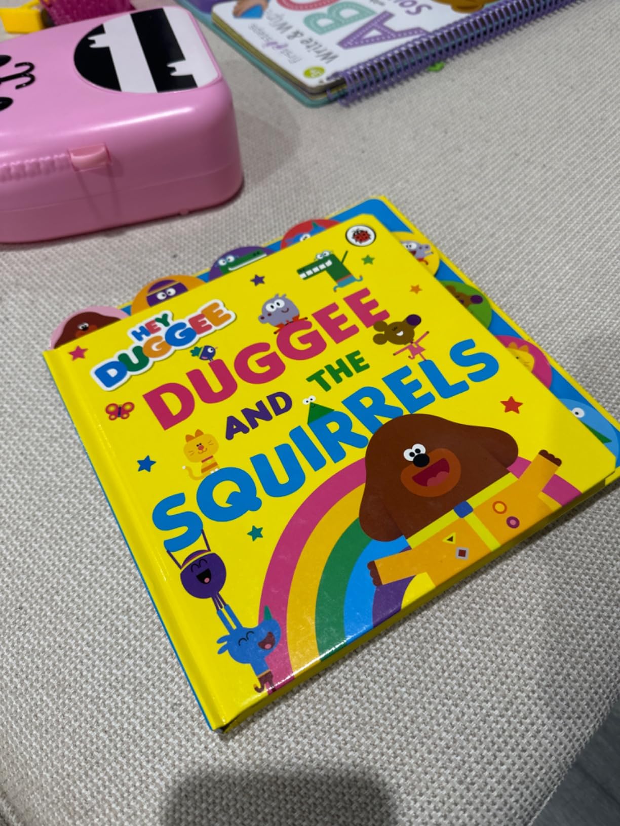 Hey Duggee: Duggee and the Squirrels: Tabbed Board Book : Duggee, Hey ...