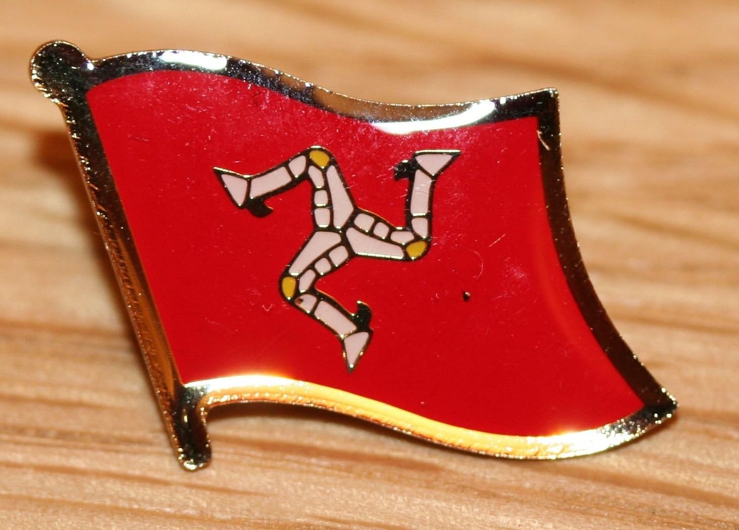 Amazon.com : Isle of Man Manx Flag Metal Badge : Office Products