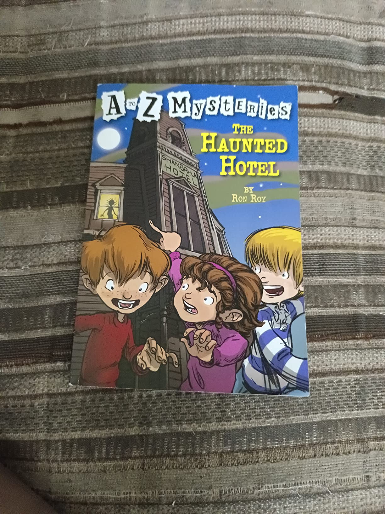 A to Z Mysteries: The Haunted Hotel (A Stepping Stone Book(TM)) : Roy ...