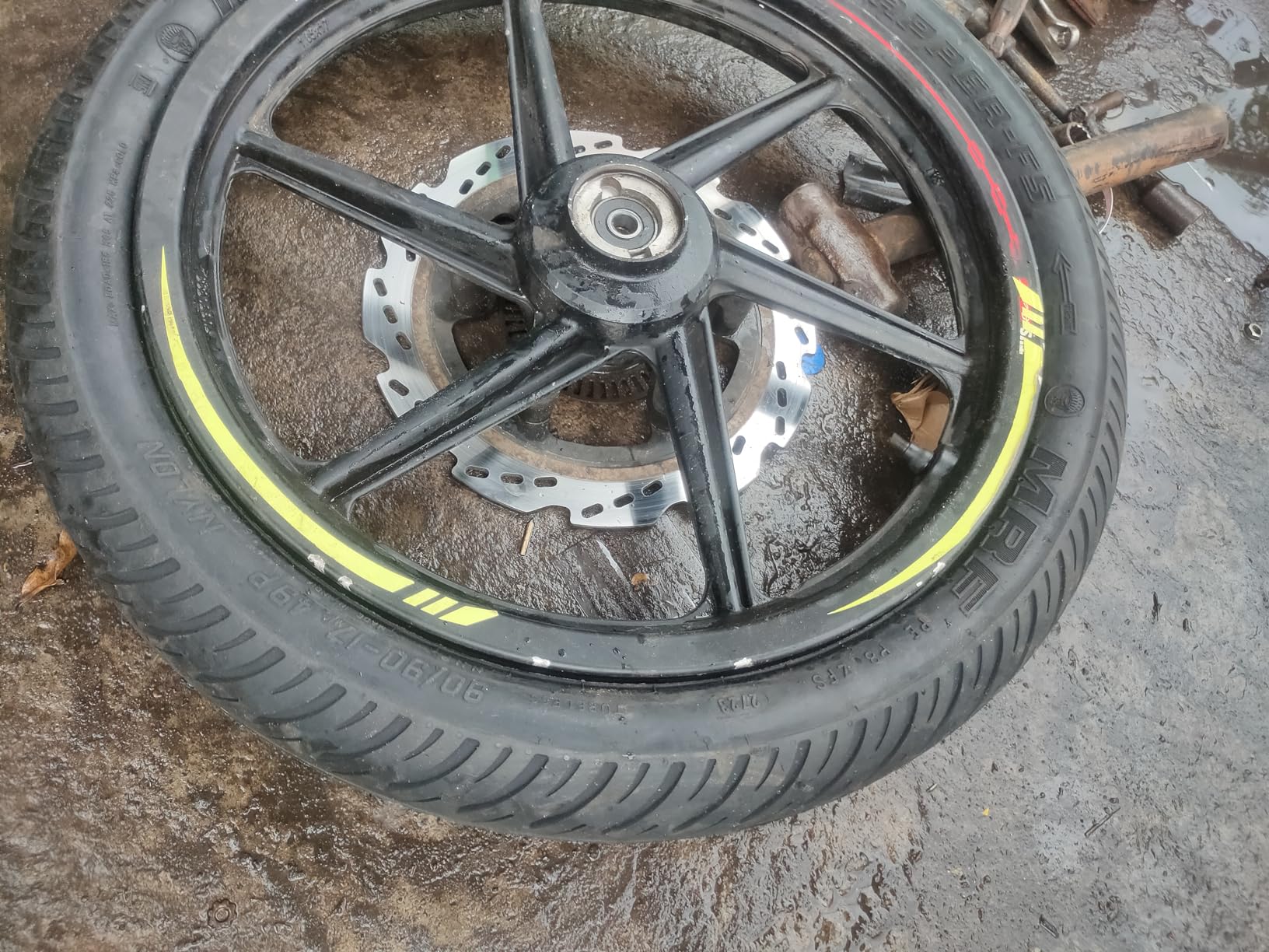 MRF Zapper FS 90/90-17 49P Tubeless Bike Tyre, Front : Amazon.in: Car ...