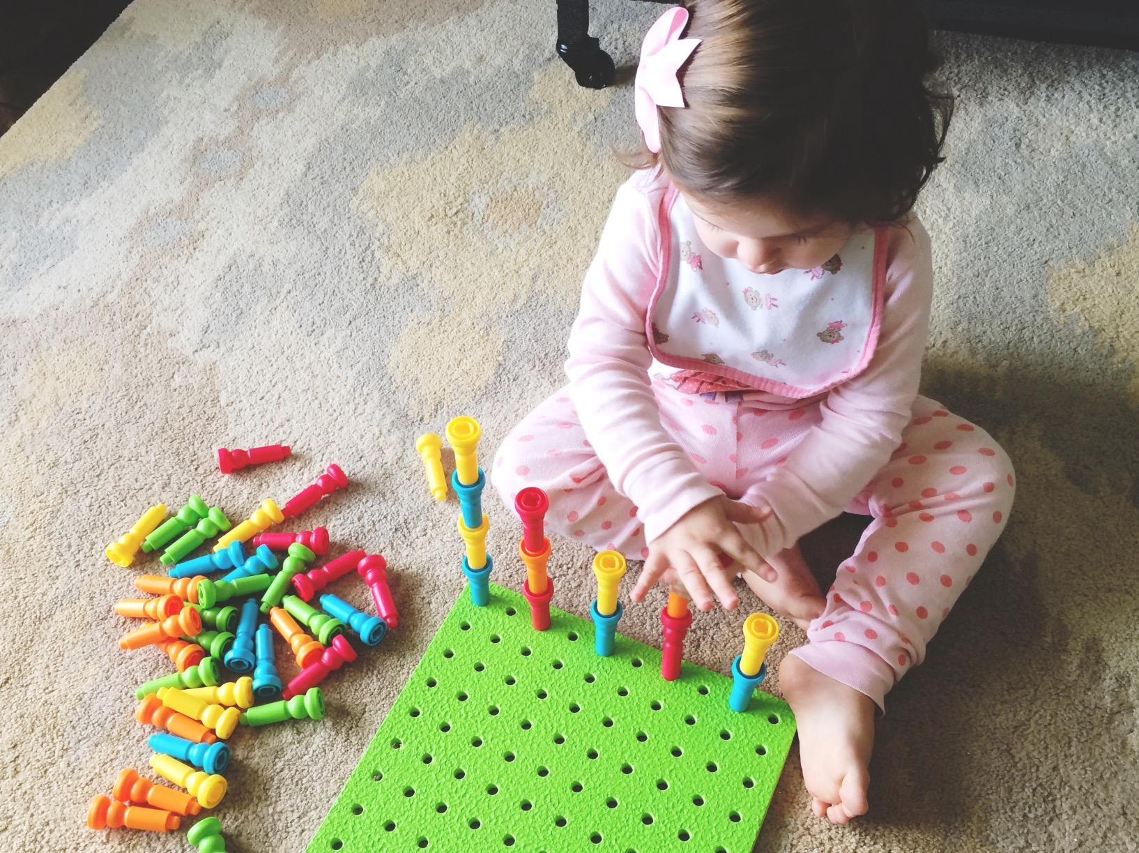 Amazon.com: PlayMonster Lauri Deluxe Tall-Stackers - Pegs & Pegboard ...