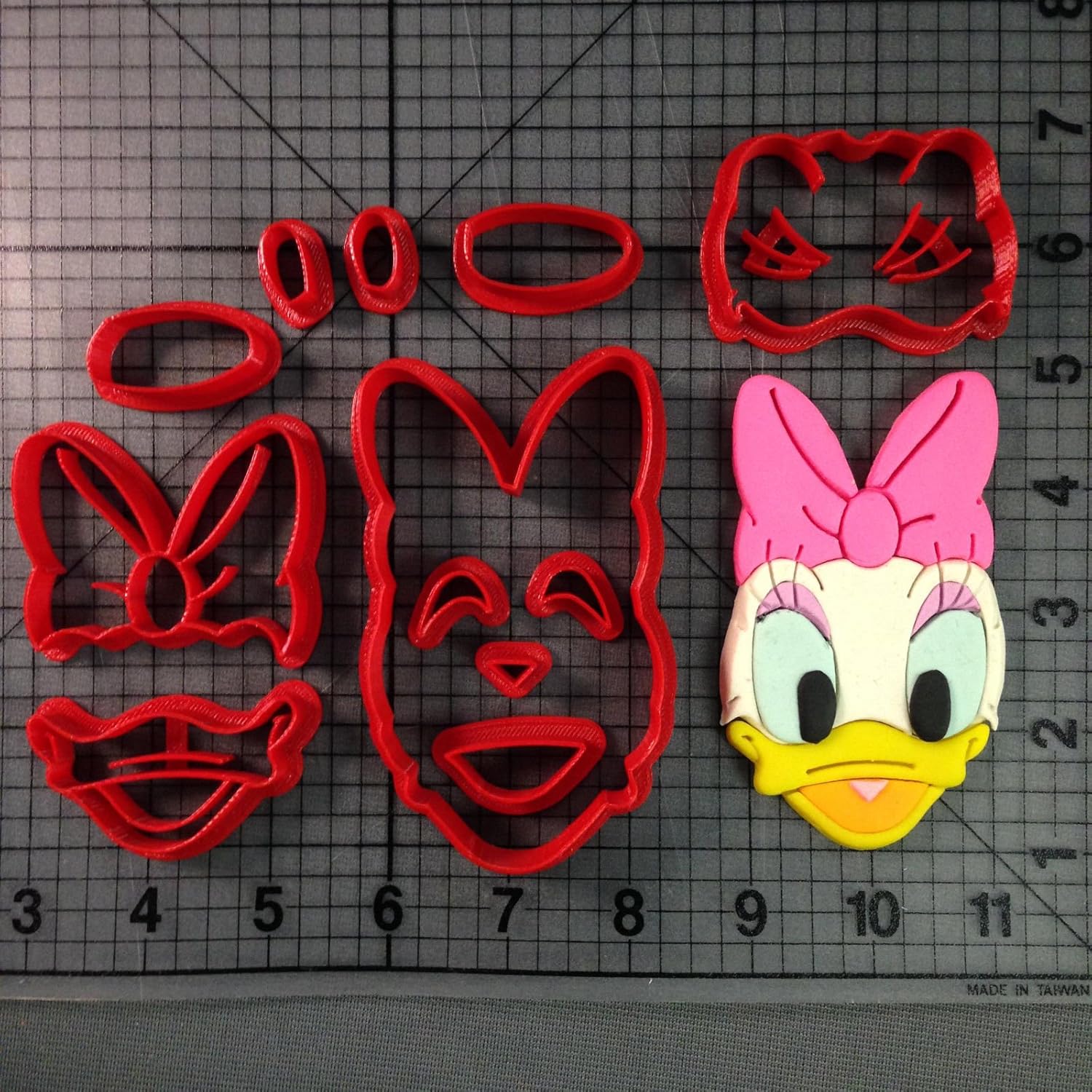 Amazon.com: Daisy Duck Cookie Cutter Set 1 inches x 2 inches: Home ...