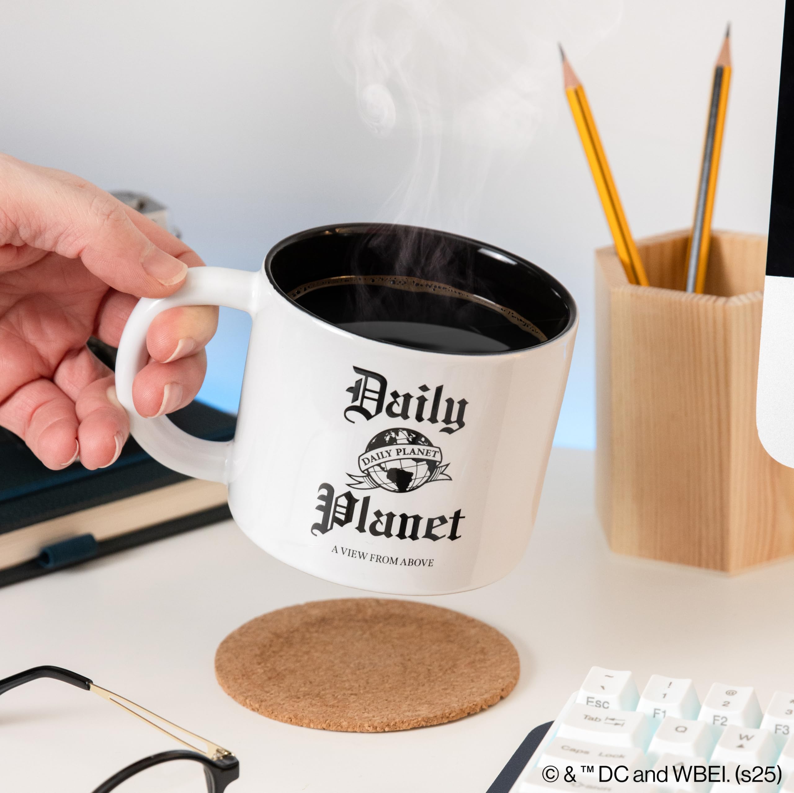 Snapklik.com : Superman Daily Planet Mug, Officially Licensed 400ml DC ...