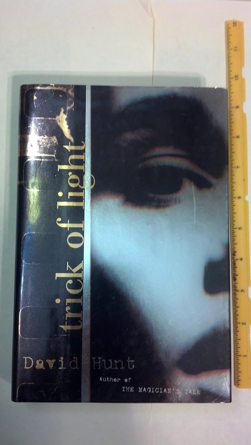 Trick of Light: Hunt, David: 9780399143939: Amazon.com: Books