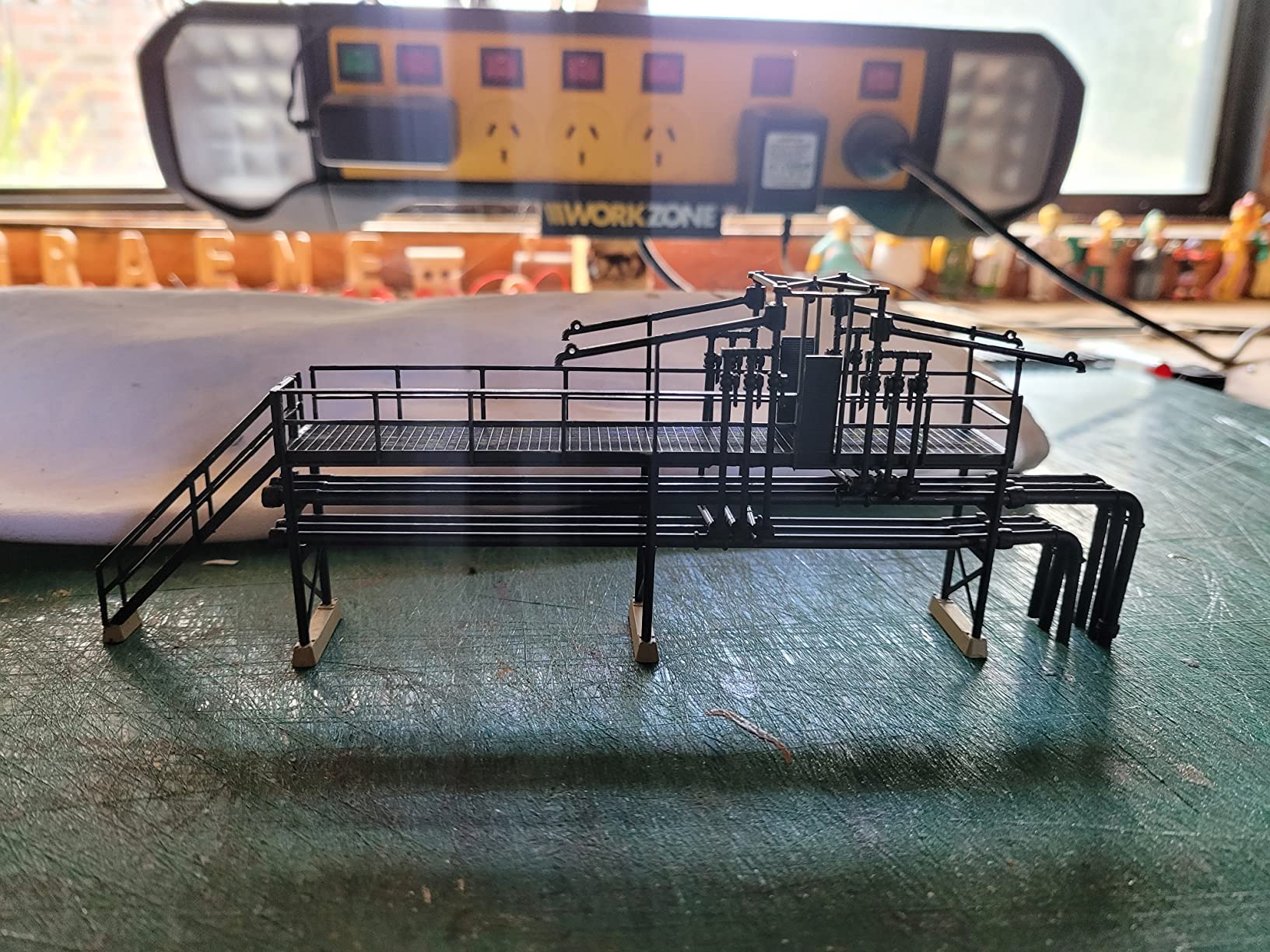 Walthers Cornerstone HO Scale Model Oil Loading Platform, 8 : Amazon ...