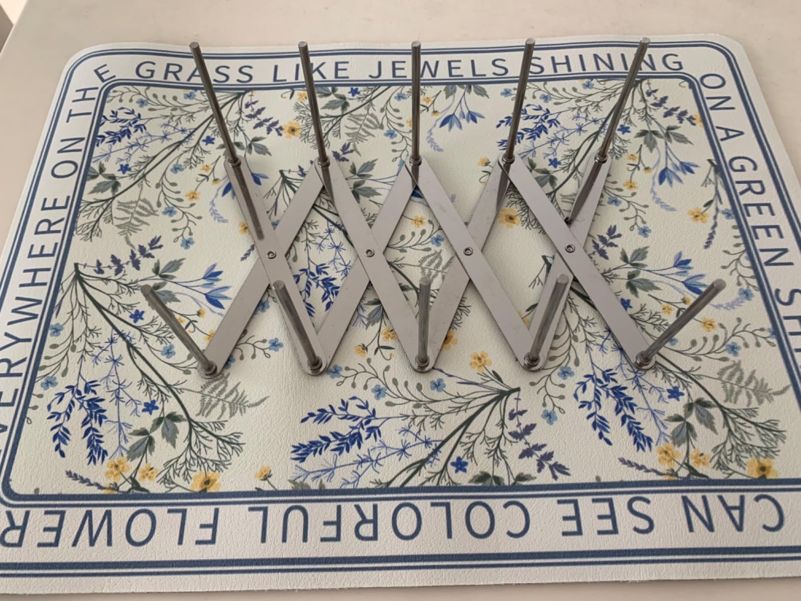 Amazon.co.jp: 水切りマット デッシュスタンド付き 速乾吸収マット 食器乾燥マット シンクマット 伸縮式 洗える 収納 珪藻土 ...