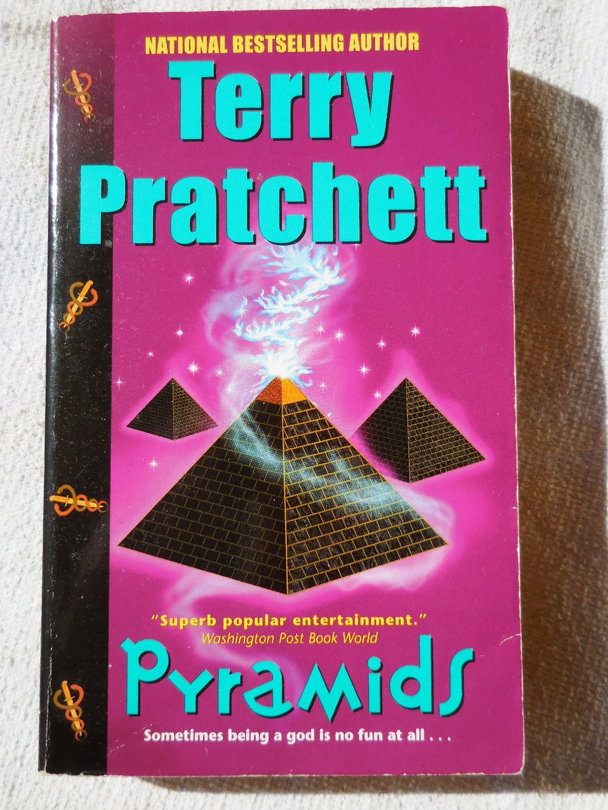 Pyramids By Terry Pratchett (Discworld, Volume 7): Terry Pratchett ...