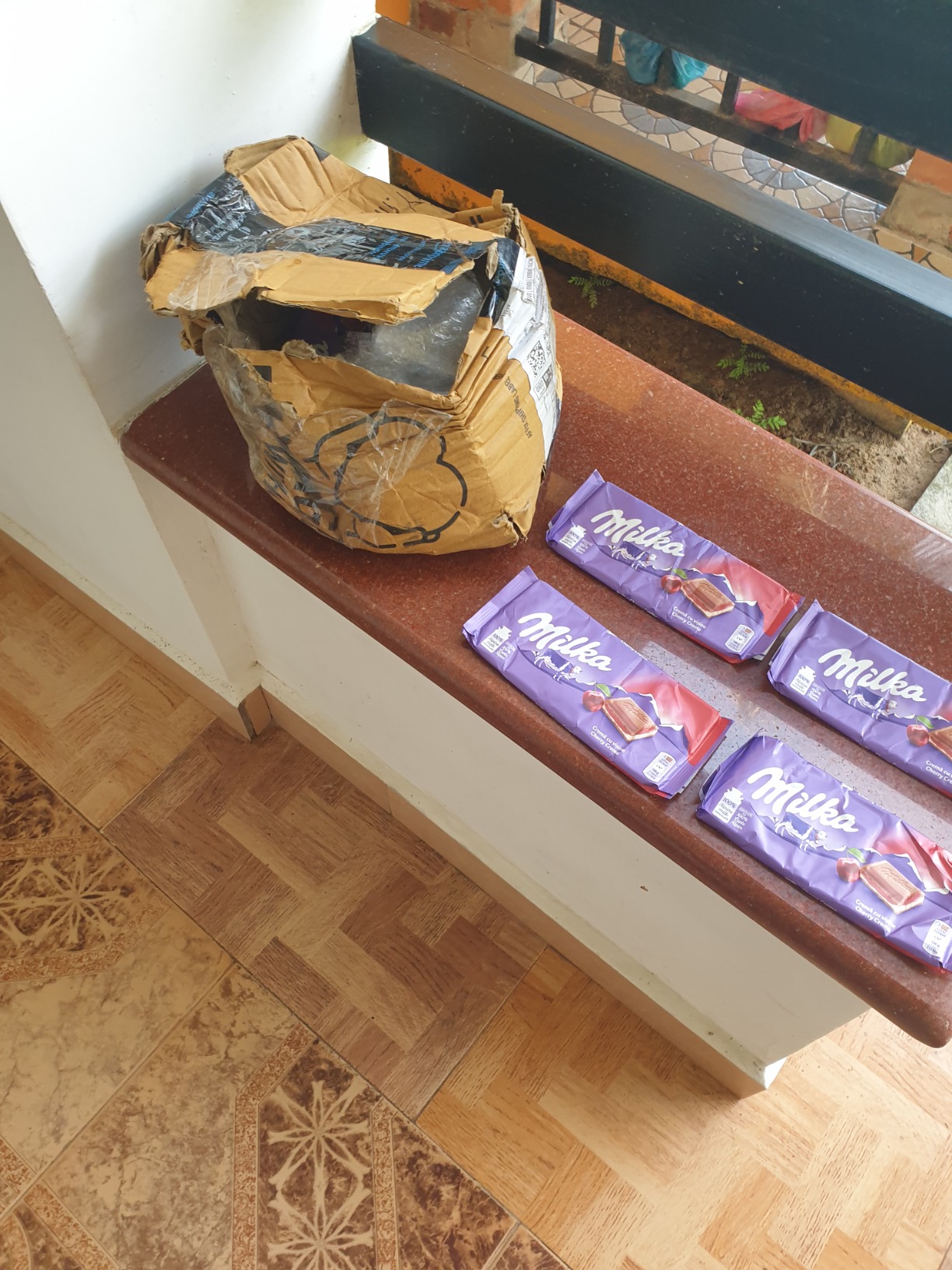 Milka Cherry Creme Chocolate, 100 g : Amazon.in: Grocery & Gourmet Foods