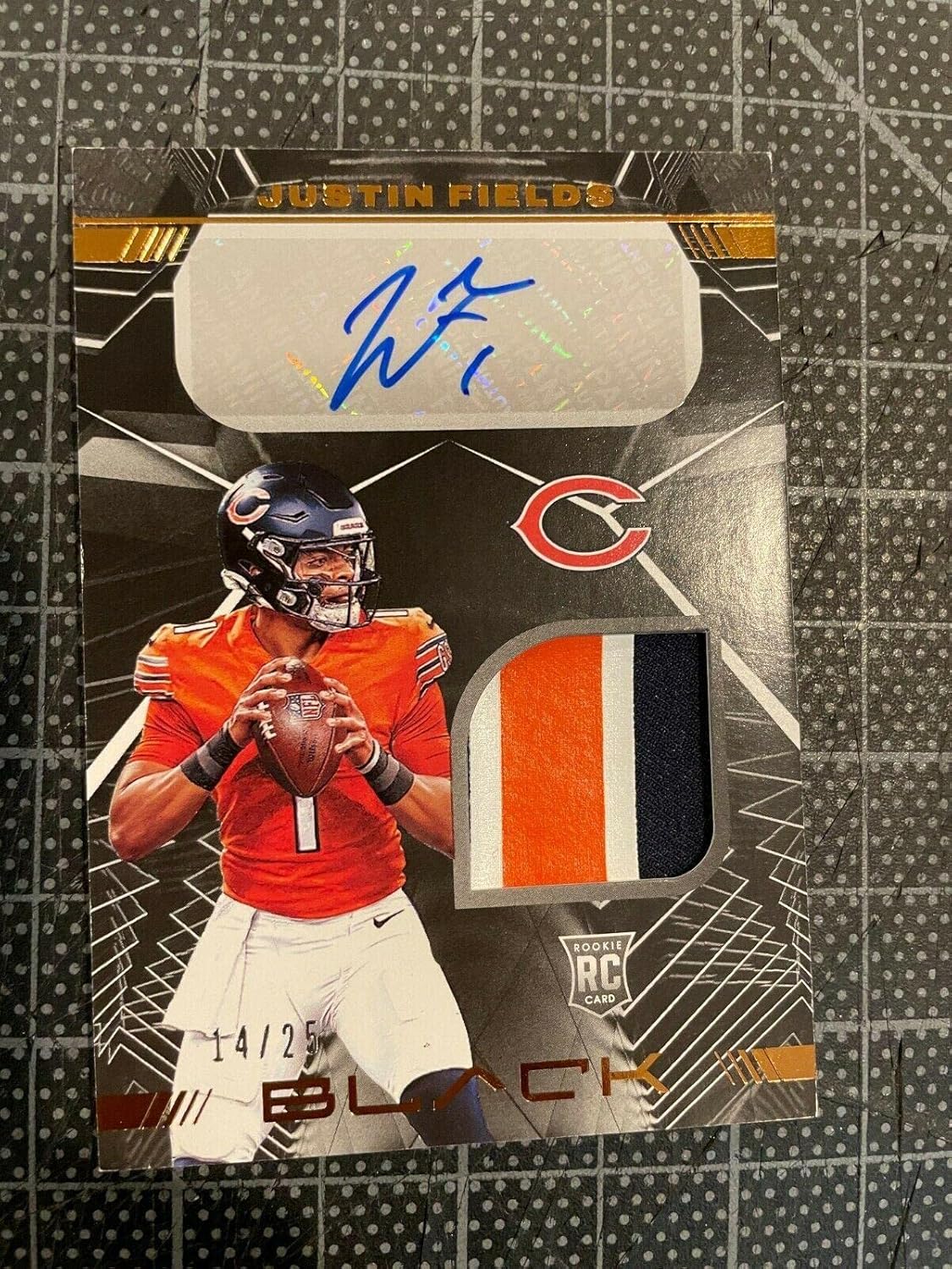 2021 Panini Black Justin Fields Chicago Bears Rookie Patch Auto 14/25 ...