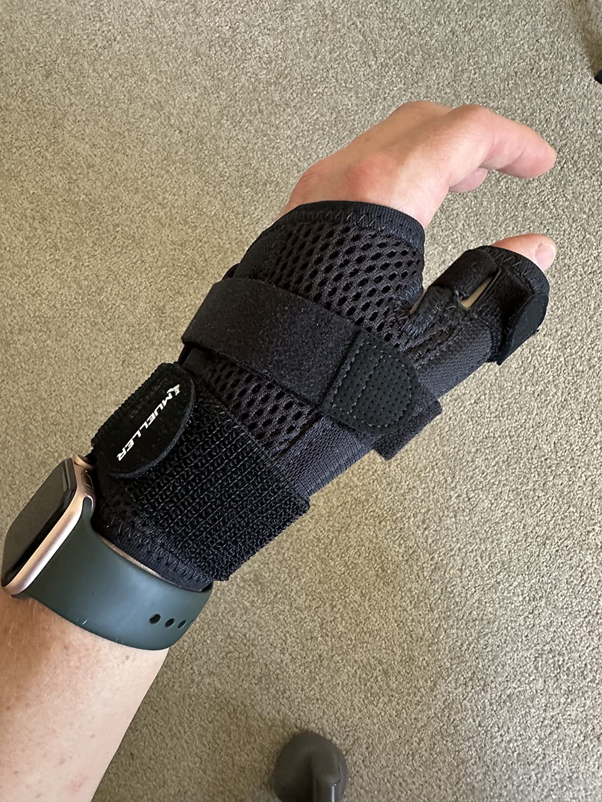 Mueller Reversible Thumb Stabilizer, Black, One Size Fits Most ...