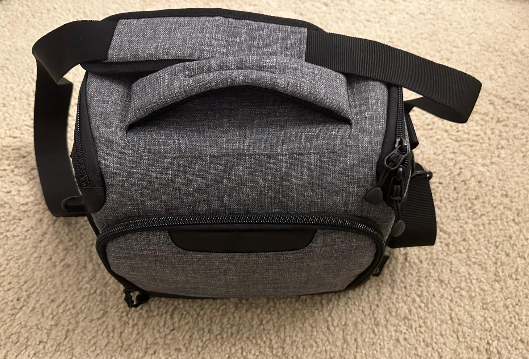 Amazon.com : Amazon Basics Compact Camera Shoulder Bag for SLR/DSLR ...