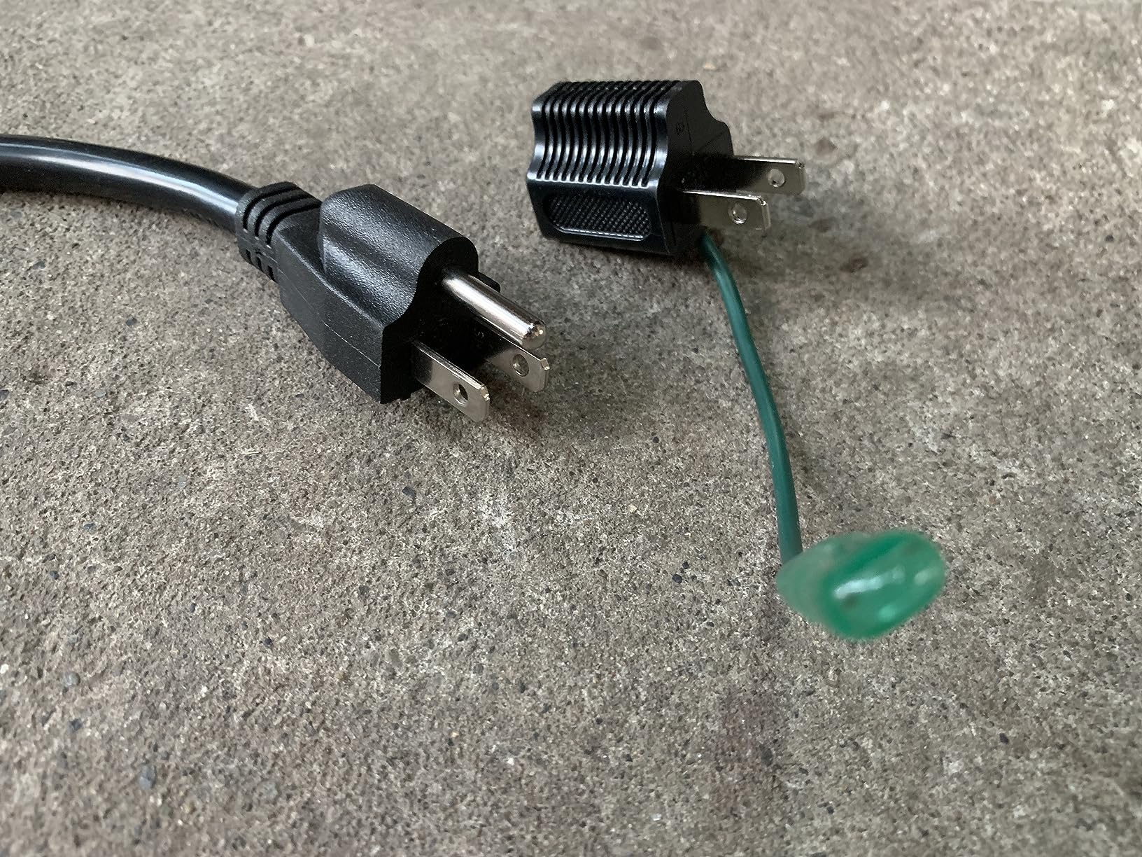 Amazon.co.jp: サンワサプライ コンセント 3P→2P変換アダプタ アースコード付き グレー TAP-AD1GYN : 家電＆カメラ