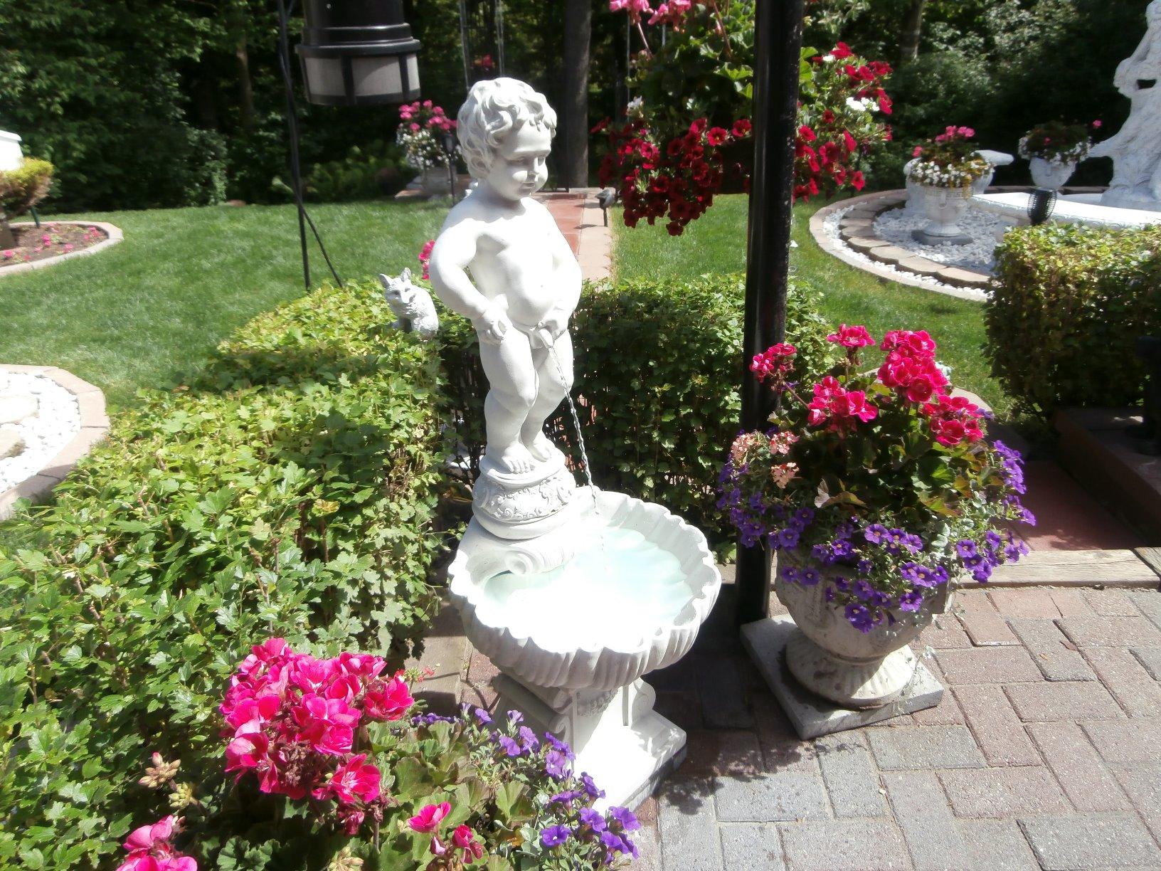 Design Toscano Manneken Pis Peeing Boy Piped Pond Spitter Statue Water ...