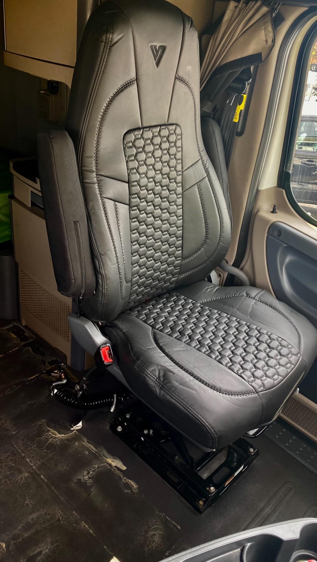 Amazon.com: V-truck corp SEAT Cover for Freightliner Cascadia Factory ...