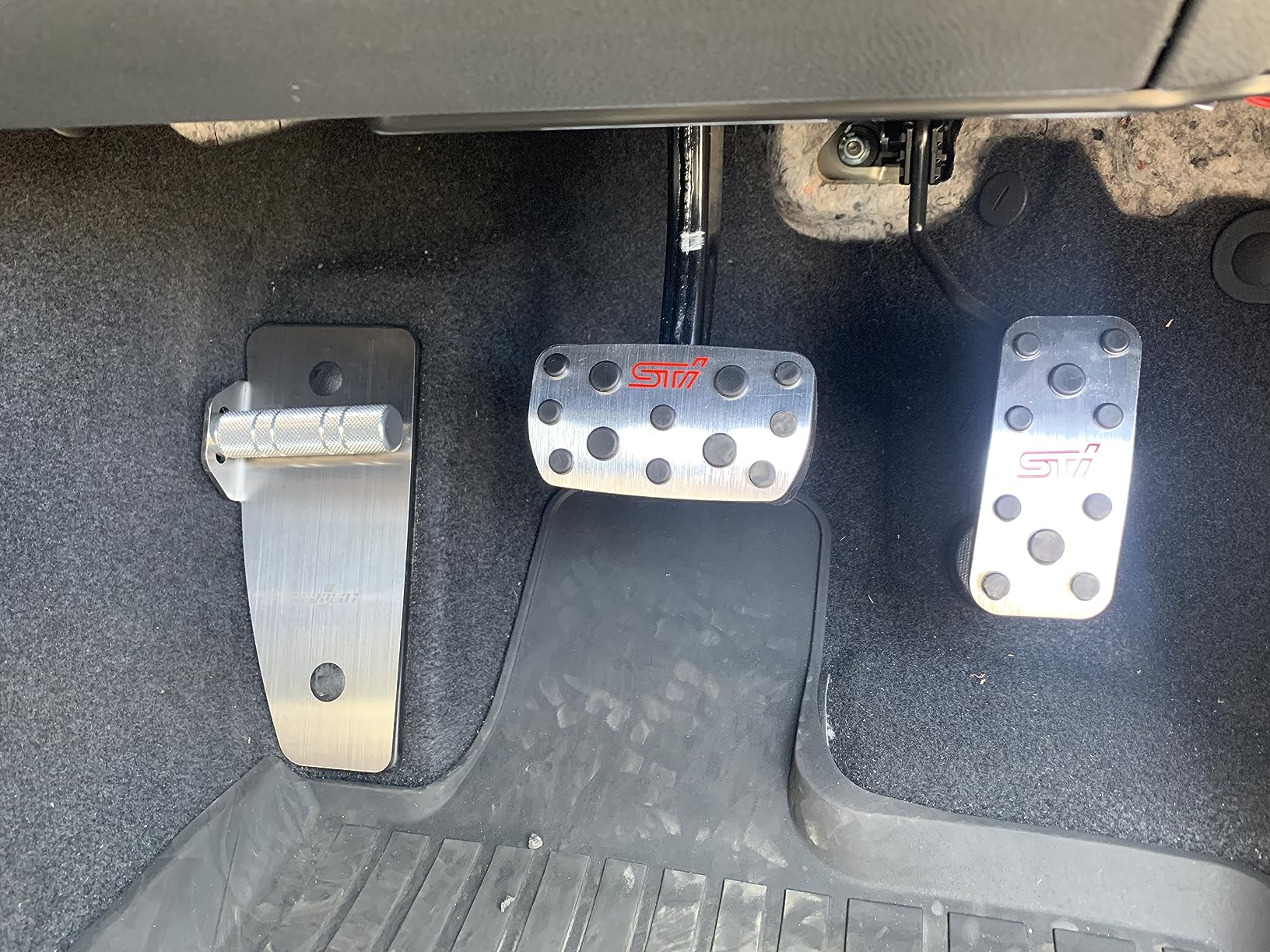 Amazon.co.jp: BOYOUS【最新型】 スバル オートマ用 アルミ ペダル 工具不要 AT専用設計 ブレーキ アクセル カバー 防キズ 防汚れ 滑り止め 2点セット適合多数 ...