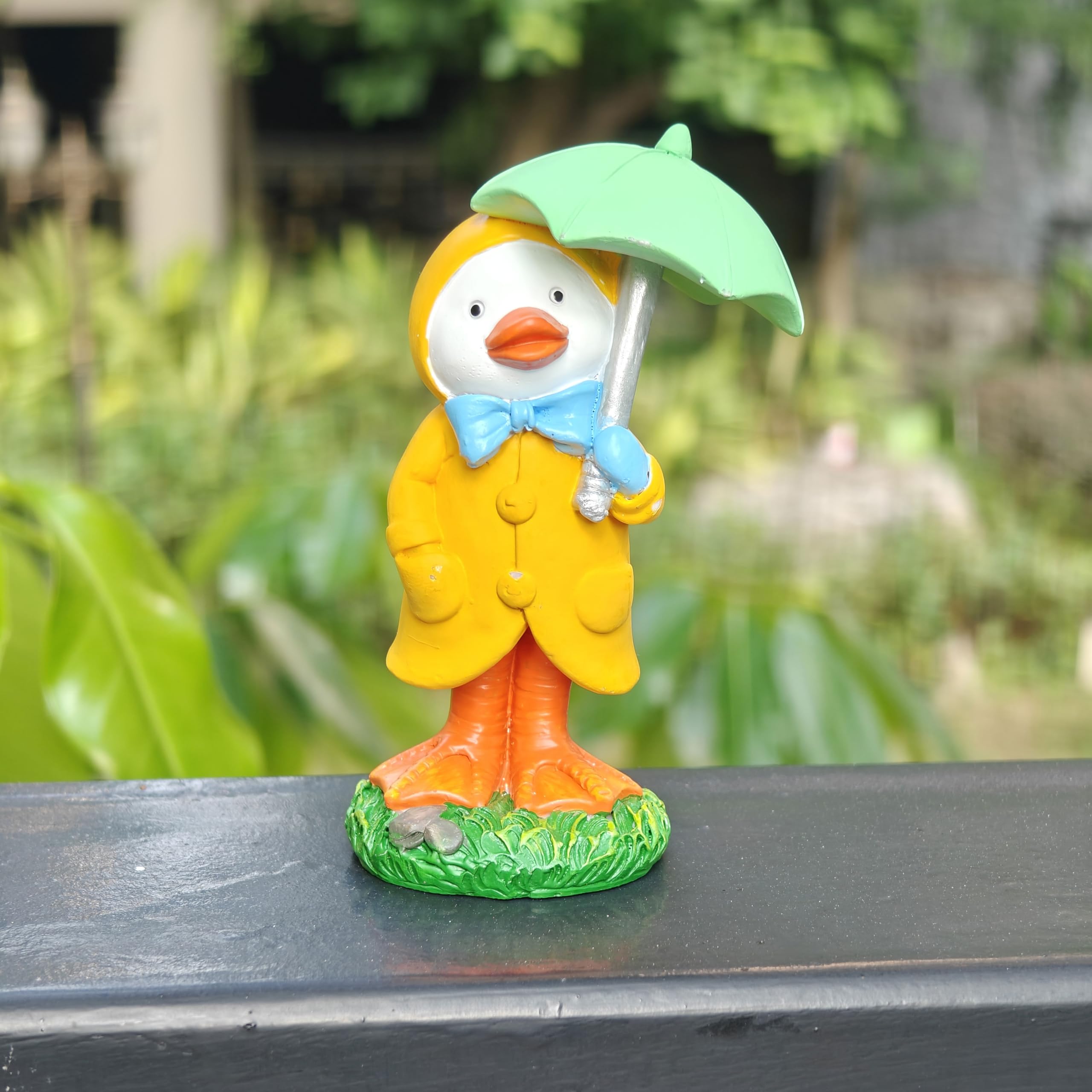 Amazon.com: CUIDYSDP Yellow Holding Umbrella Duck Statue,Resin Goose ...