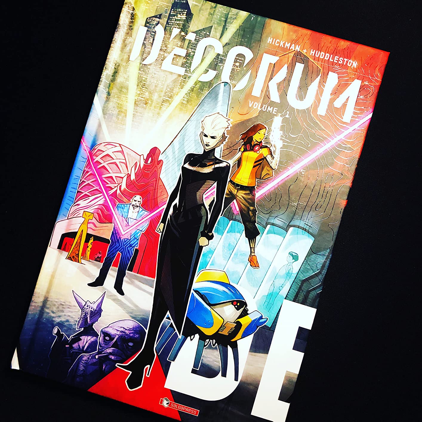 Decorum (Vol. 1) : Hickman, Jonathan, Huddlestone, Mike, Cresti ...