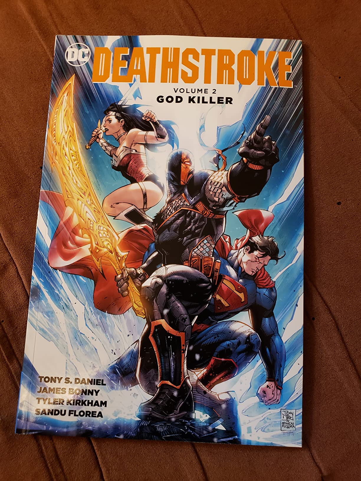 Amazon.com: Deathstroke Vol. 2: God Killer: 9781401261207: Daniel, Tony ...