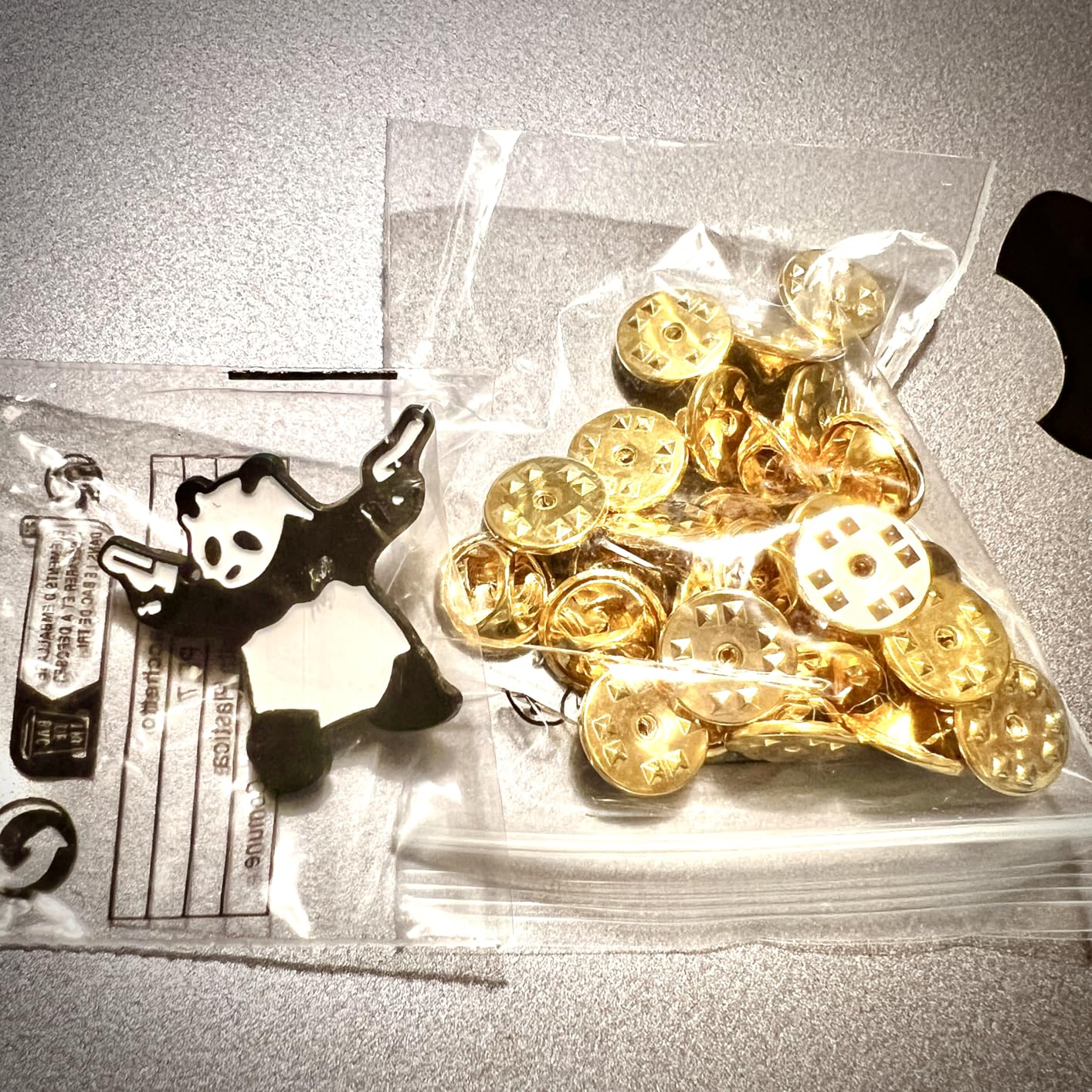 Amazon | Don Flyee パンダ ガンマン バンクシー ピンバッジ ピンズ バタフライクラッチ 合金製 C0043 | バッジ | おもちゃ