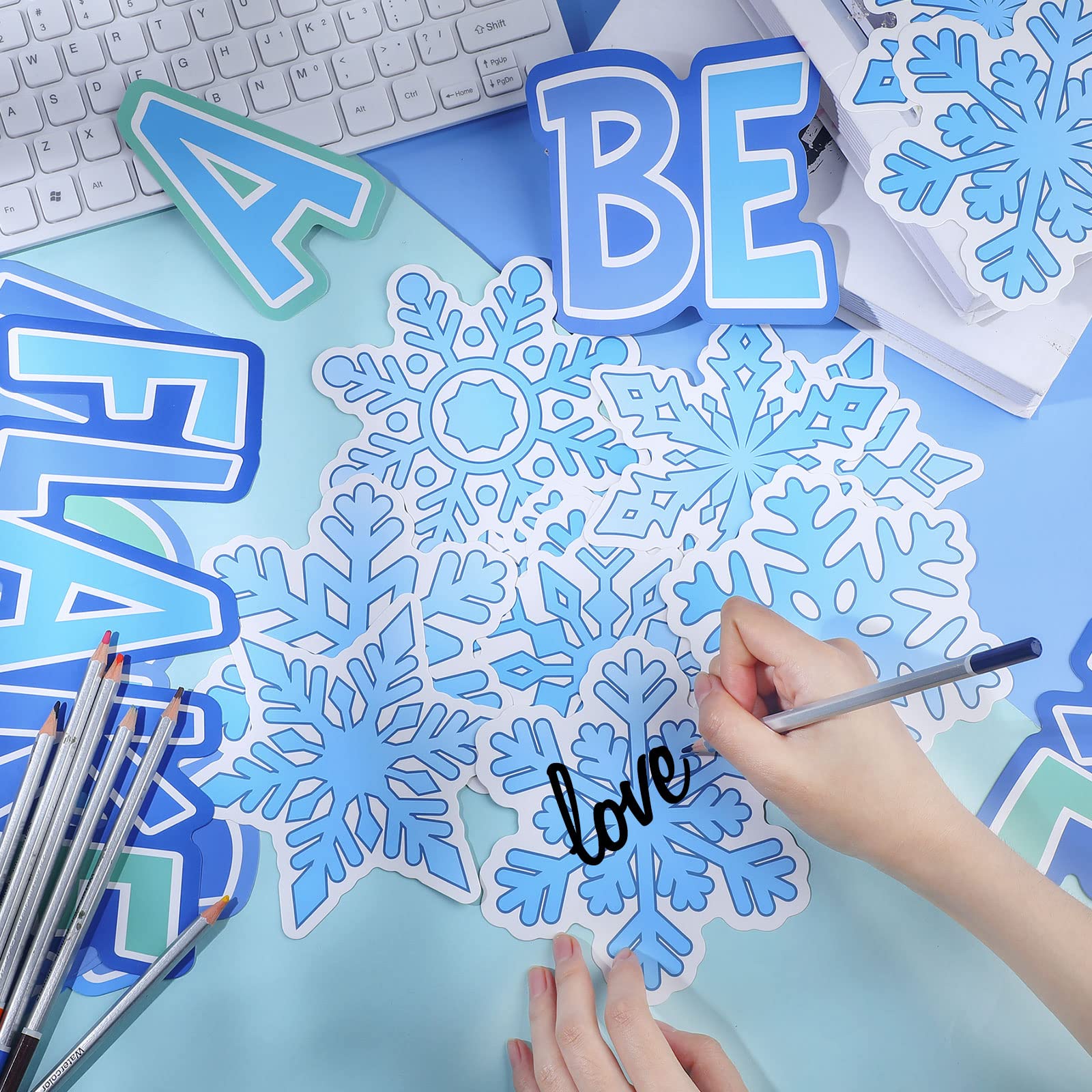 Snapklik.com : 70 Pcs Snowflake Bulletin Board Cutouts Set Winter ...