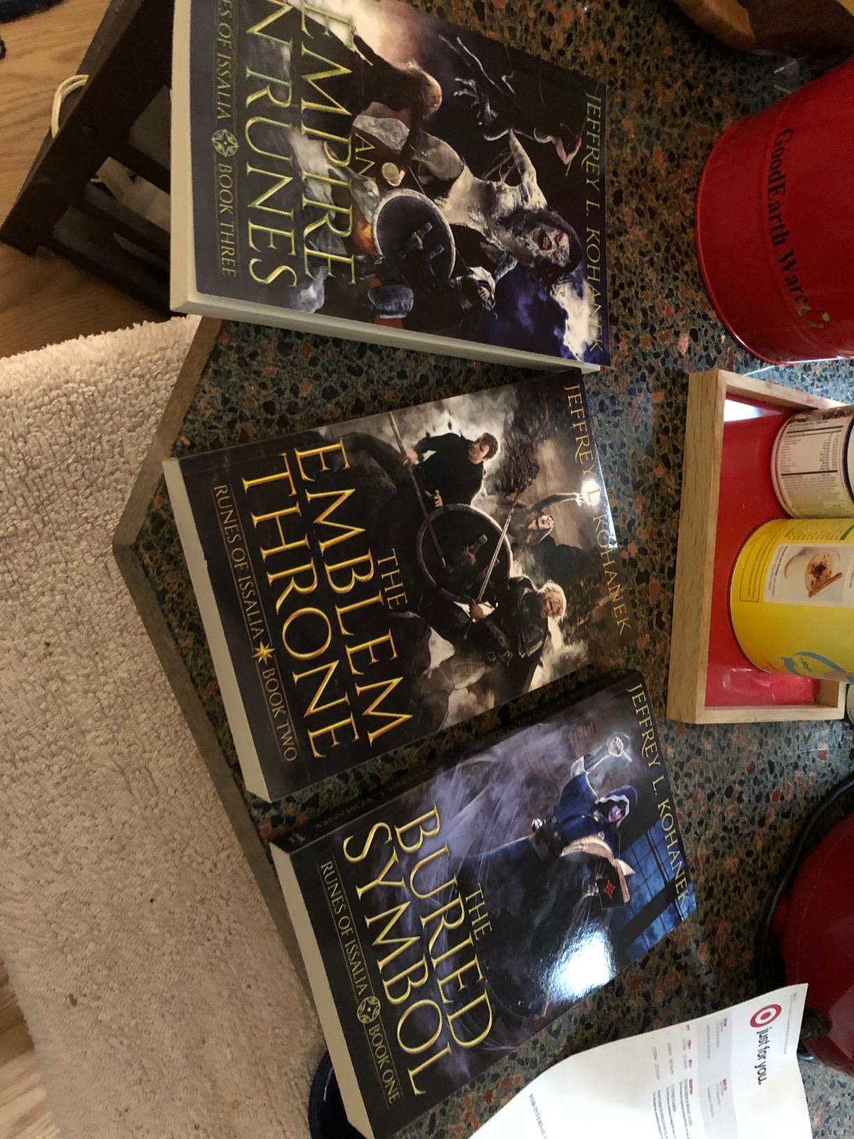 Amazon.com: An Empire in Runes (Runes of Issalia): 9780999410769 ...