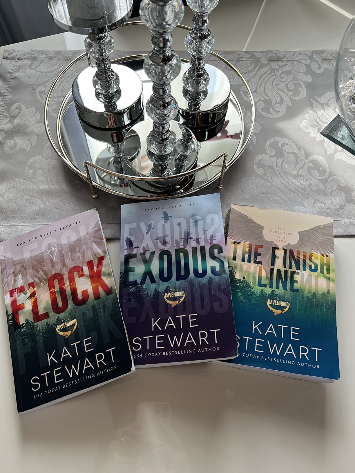 Flock (The Ravenhood, Band 1) : Stewart, Kate: Amazon.de: Bücher