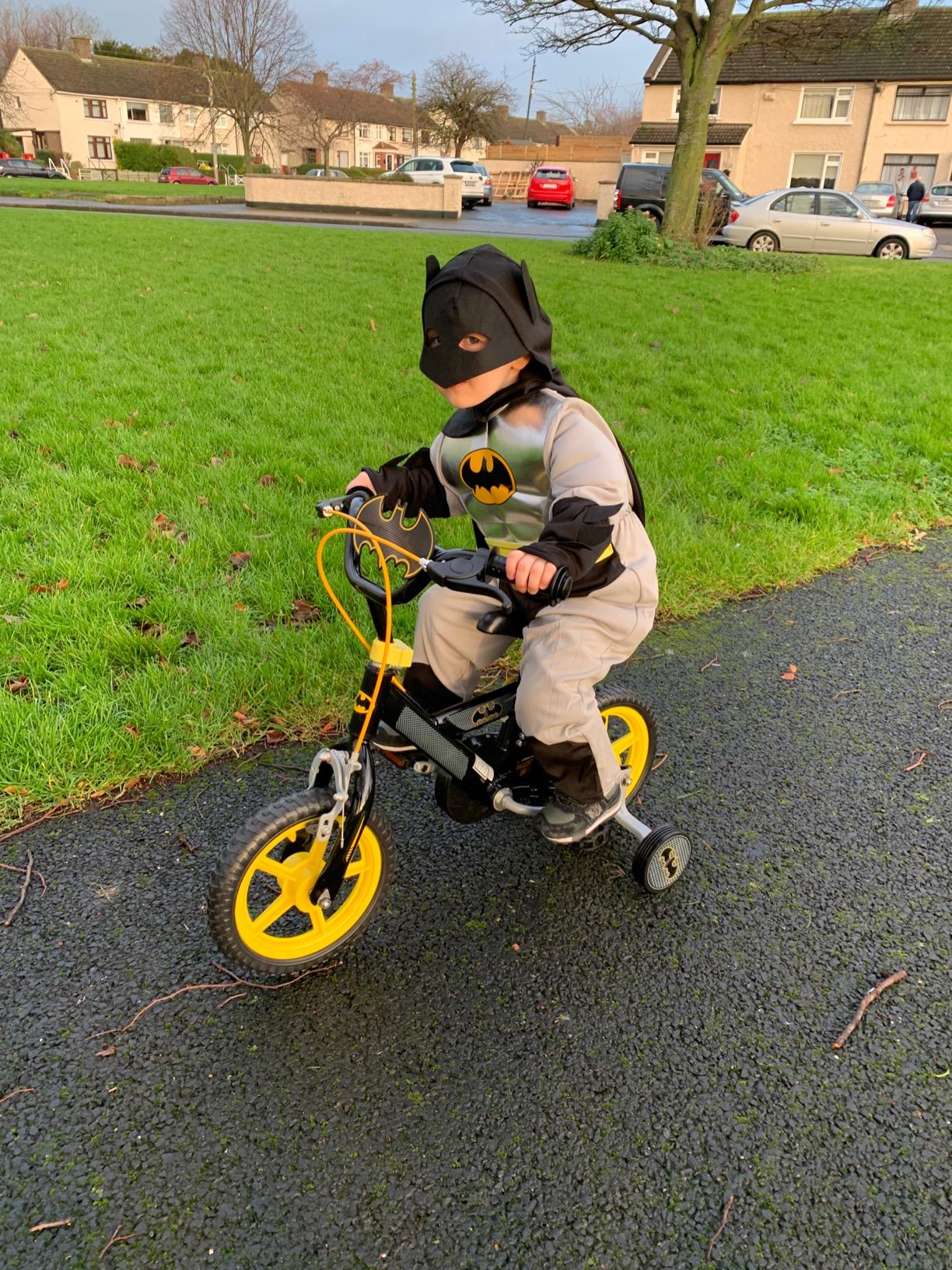 BATMAN Boys 12" Bike, Black : Amazon.co.uk: Sports & Outdoors