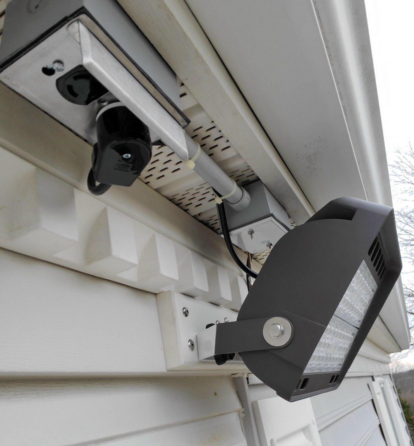 Leviton 4700 15 Amp, 125 Volt, NEMA L5-15R, 2P, 3W, Duplex Locking ...