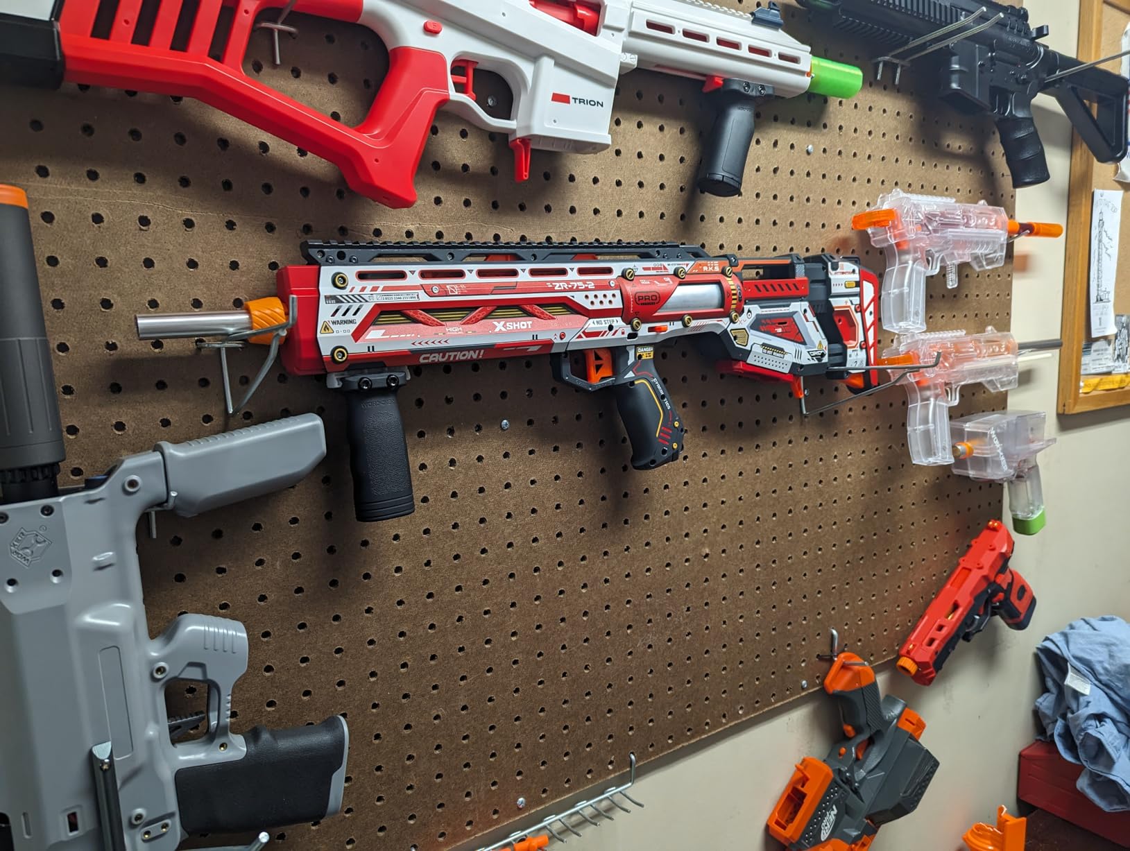 Amazon.com: NERF Pro Stryfe X 飛鏢半自動衝擊波,可充電鋰電,30 個 AccuStrike 半長飛鏢,15 個 ...