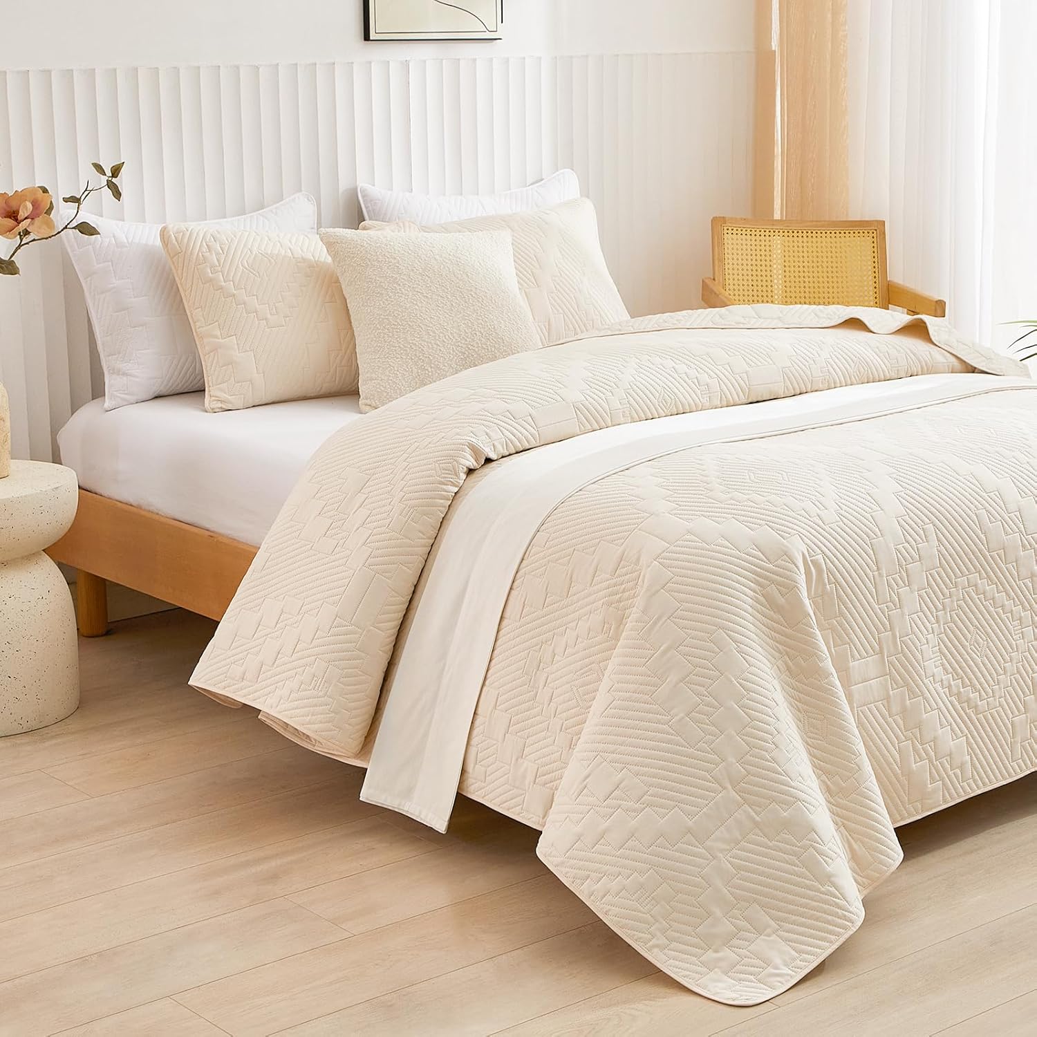 Amazon.com: HiSnug Cream Quilt King Size, Ultrasonic Oversized King ...