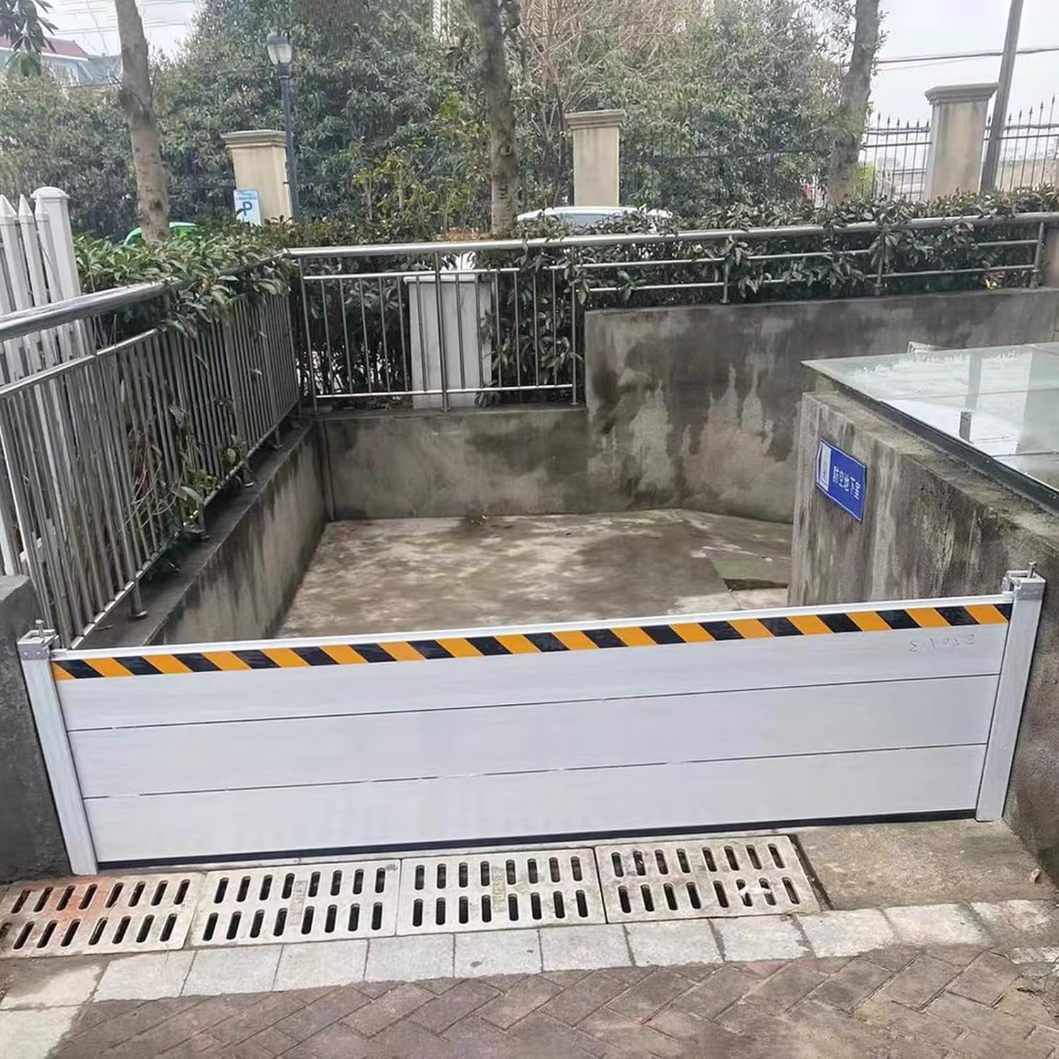 Amazon.com: Metal Flood Barrier Shield Water Stopper Panel Removable ...