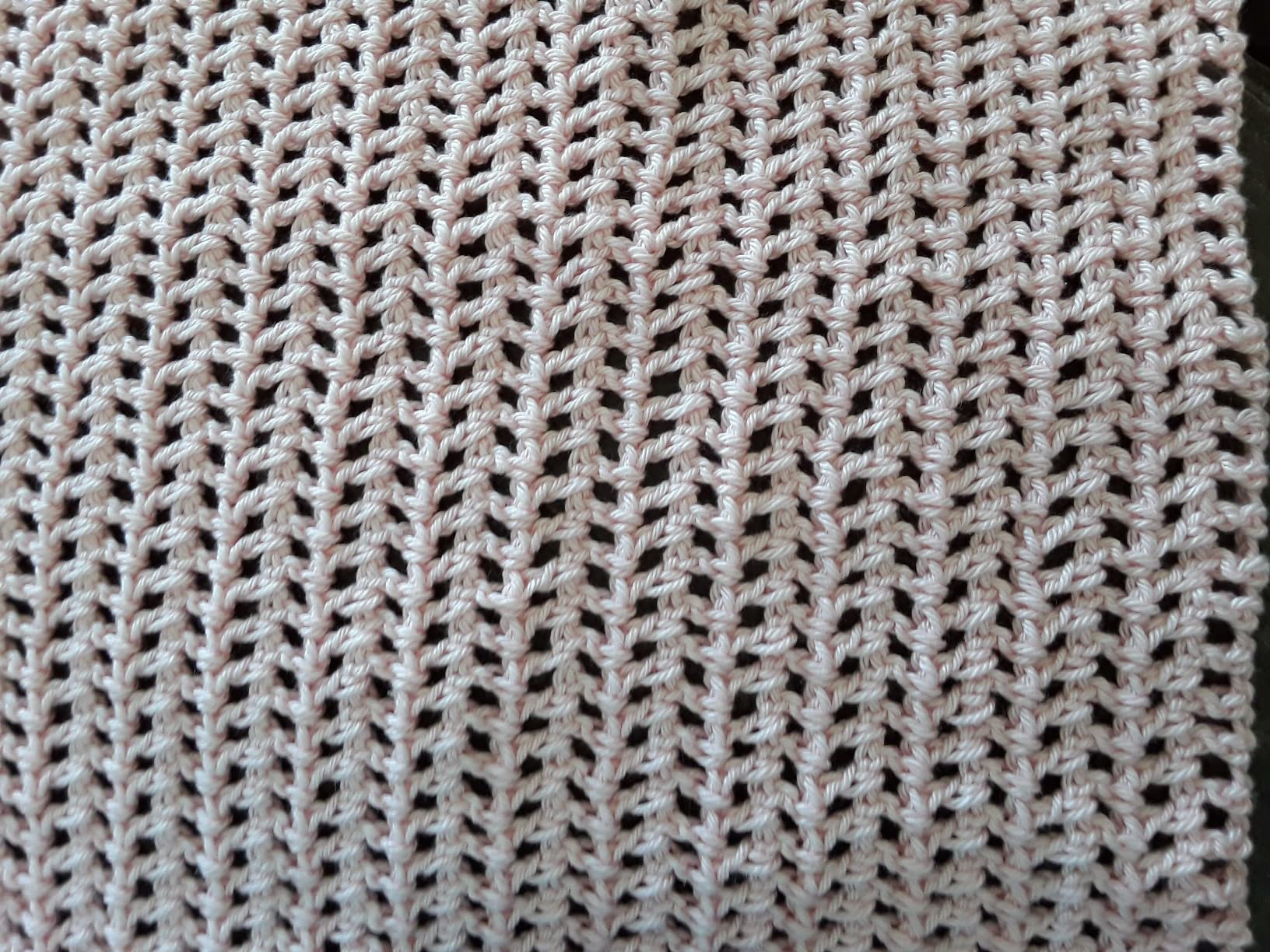Can anyone recognize what type of stitch pattern this is? : r/knitting