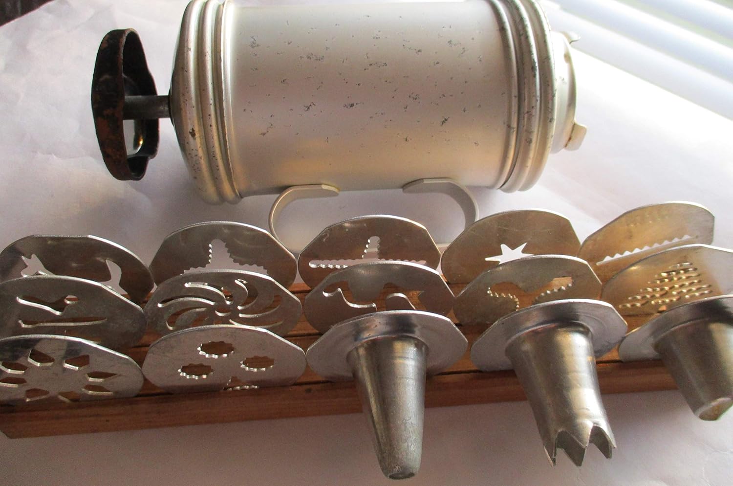 Amazon.com: Mirro Handled Cookie Cooky Press w/ 12 Designs, 3 ...