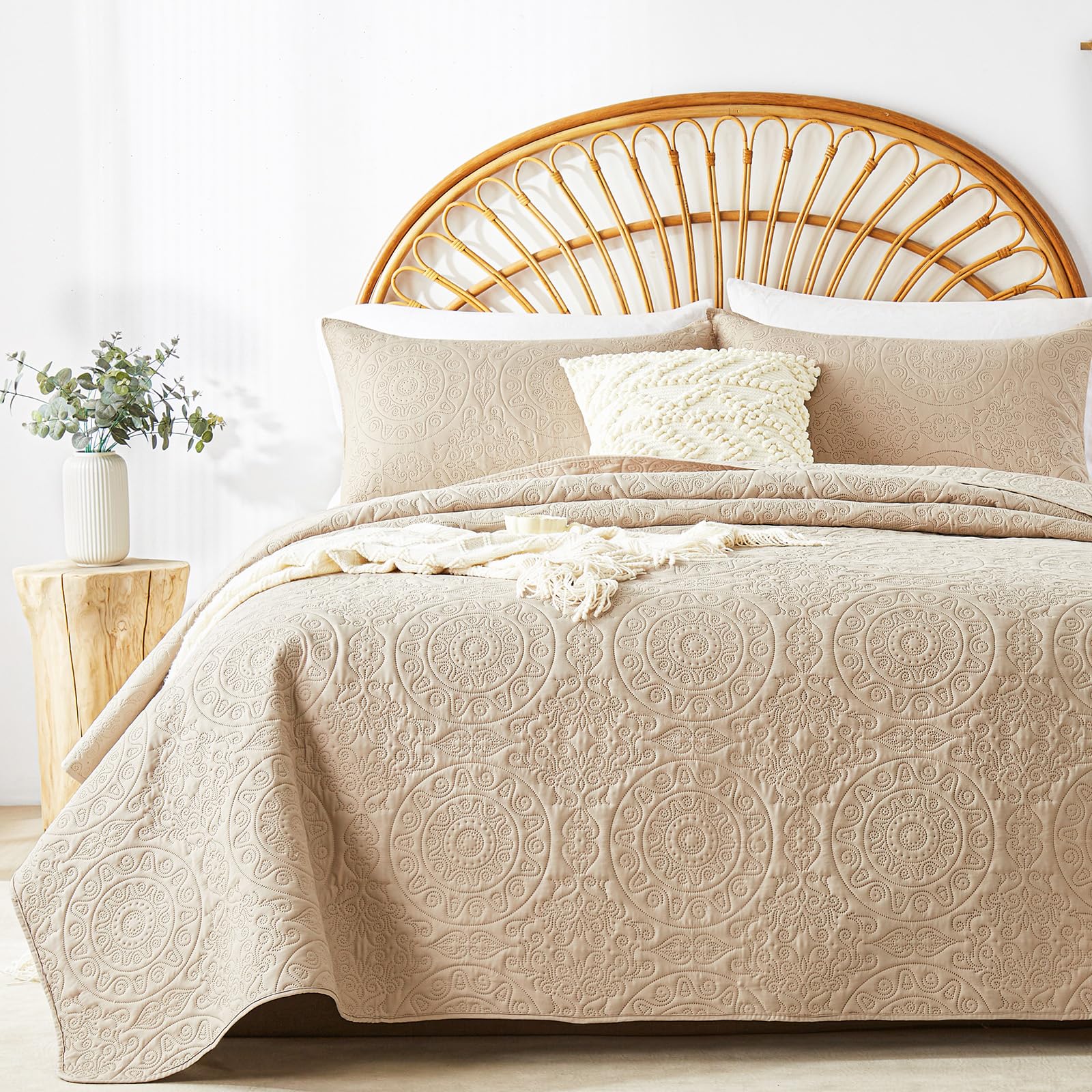Amazon.com: WURUIBO Beige Quilt Set King/Cal King Size, Embossing ...