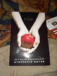 Amazon.com: Twilight (The Twilight Saga, Book 1): 9780316015844: Meyer ...