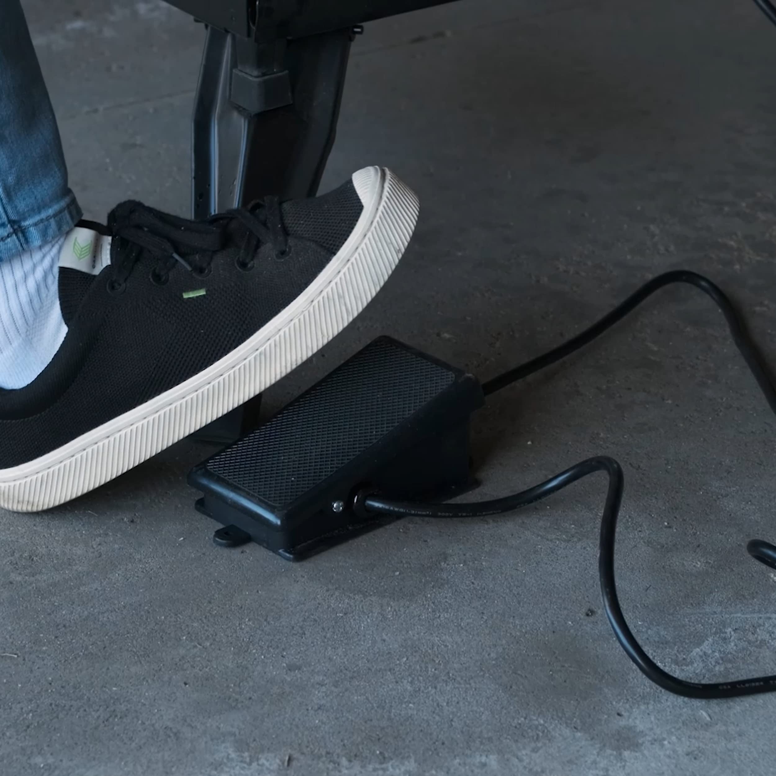 Snapklik.com : Deadwood Crafted Tools 115V 15A Maintained Foot Switch ...