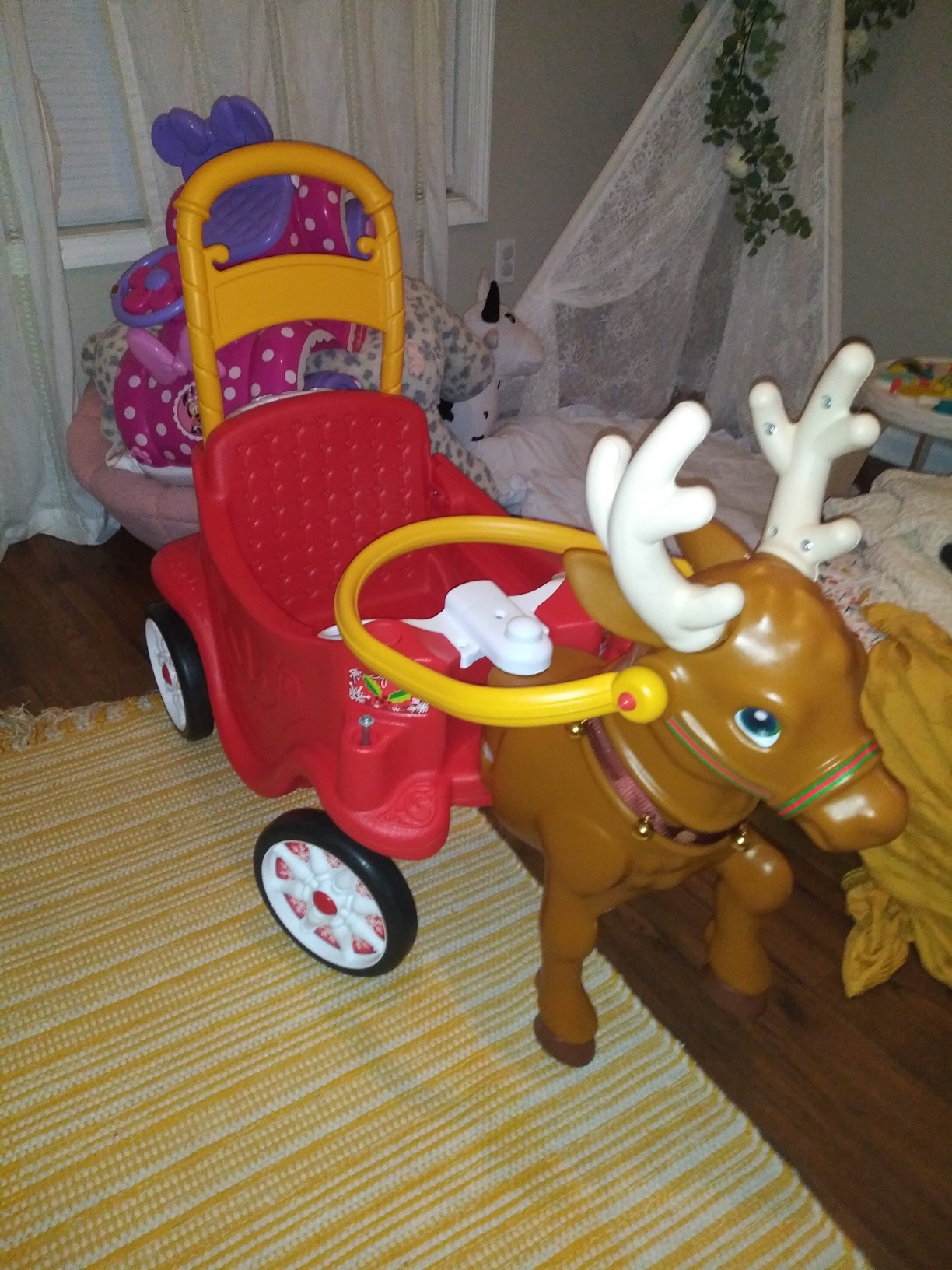 Amazon.com: Little Tikes Reindeer Carriage Festive Holiday Ride-On ...