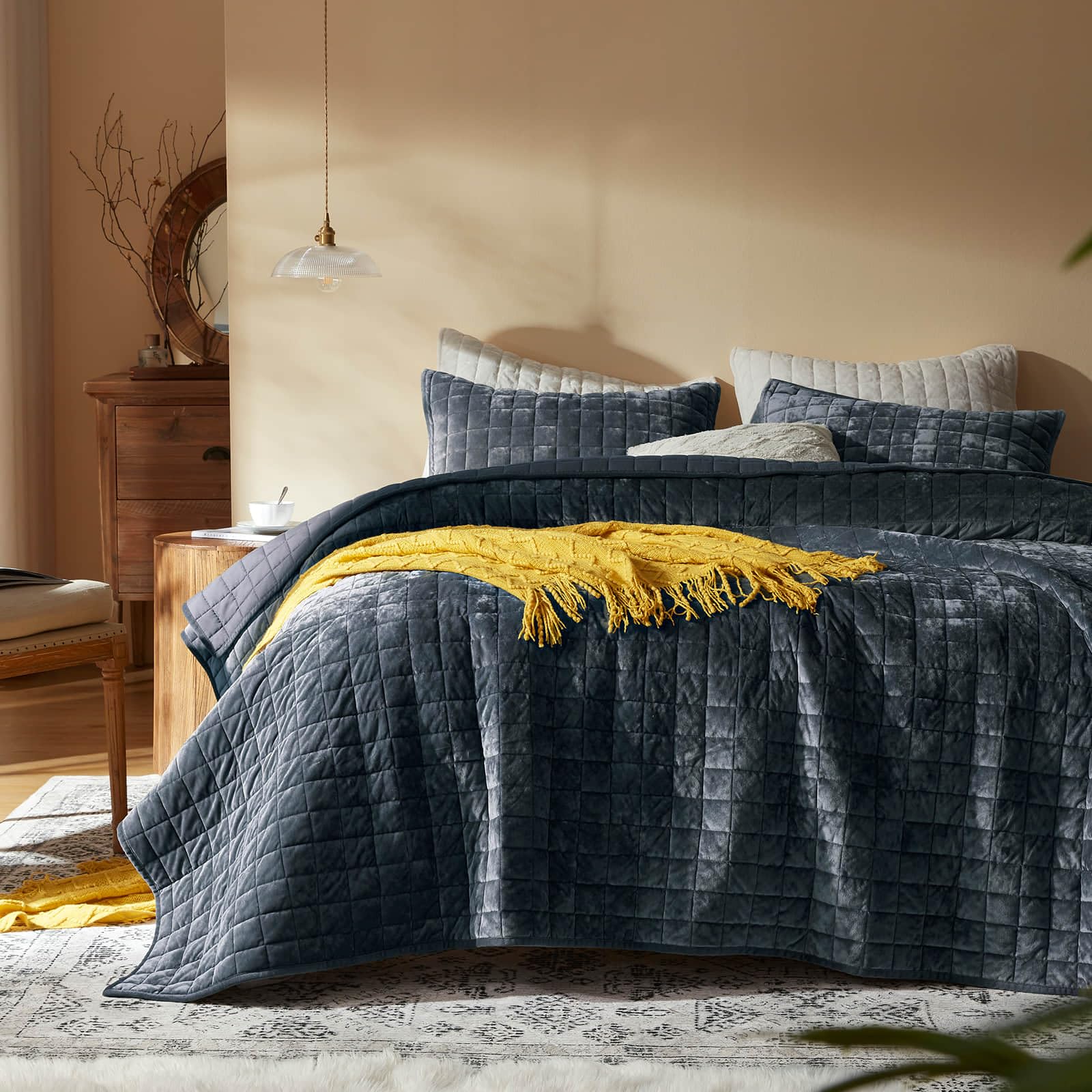 Amazon.com: LEAONME Velvet Quilt King Size-98''x106'', Lightweight Navy ...