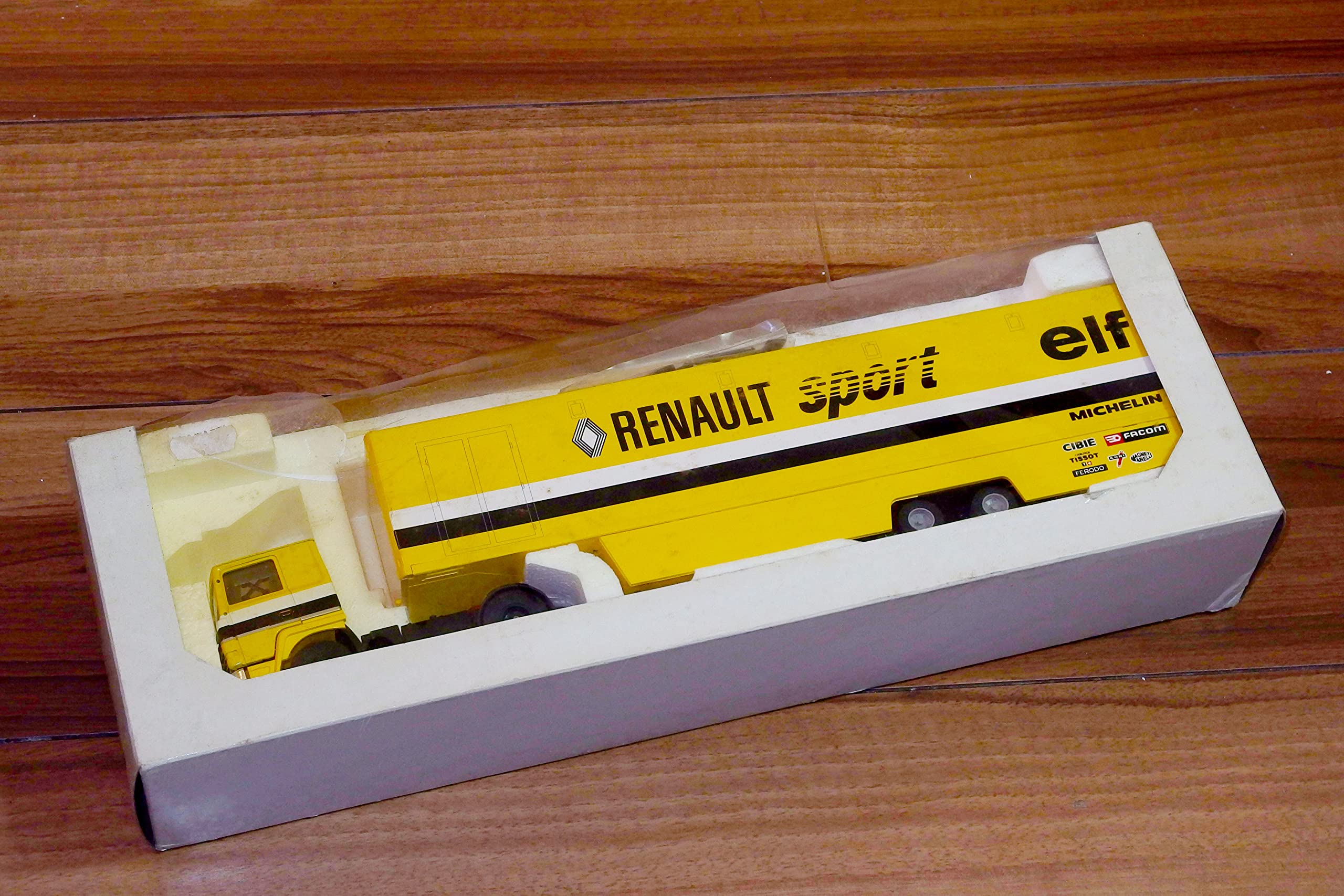 Amazon.co.jp: 1/43 フランス製 (箱サイズ44x14x7cm) LUIS SURBER 5441 Renault sport ...