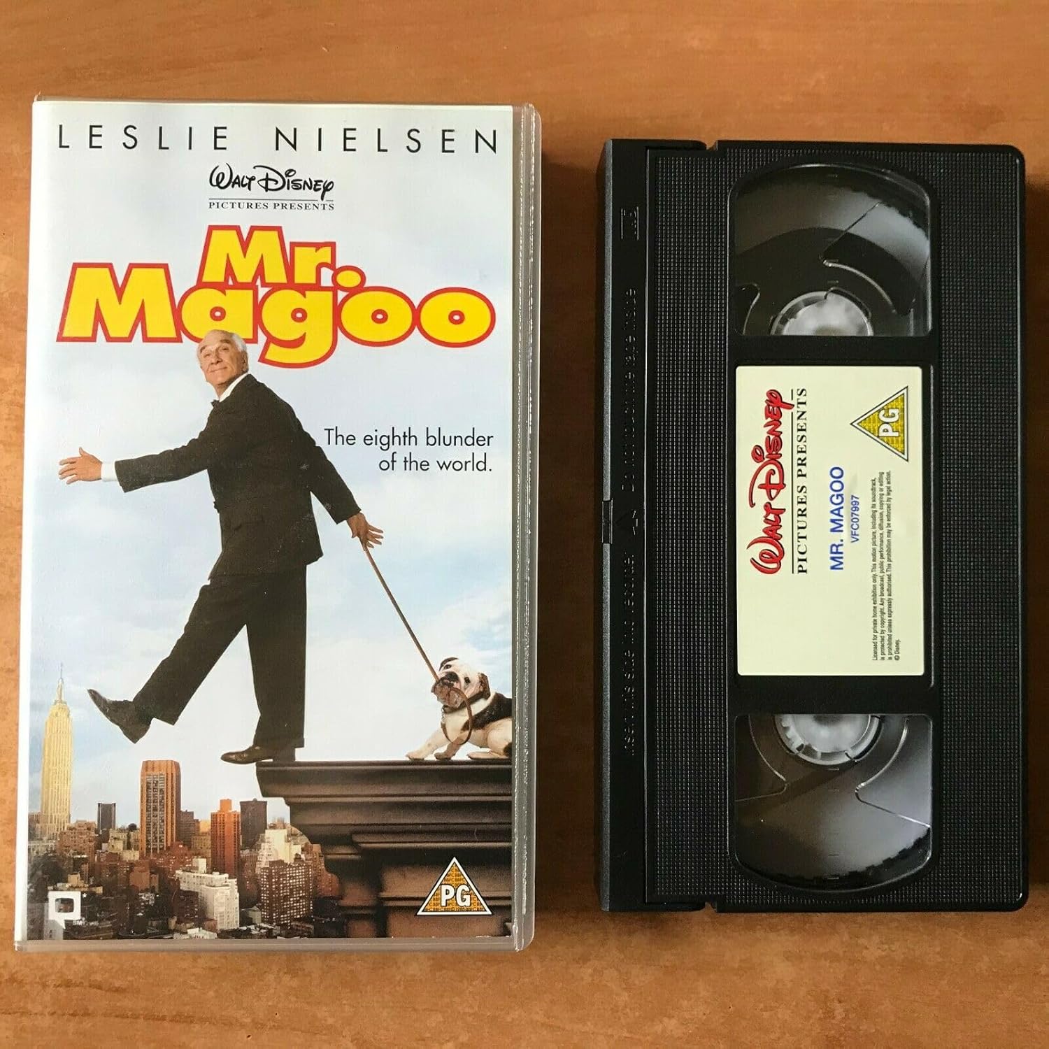 Amazon.com: Mr. Magoo [VHS] : Leslie Nielsen, Kelly Lynch, Matt Keeslar ...