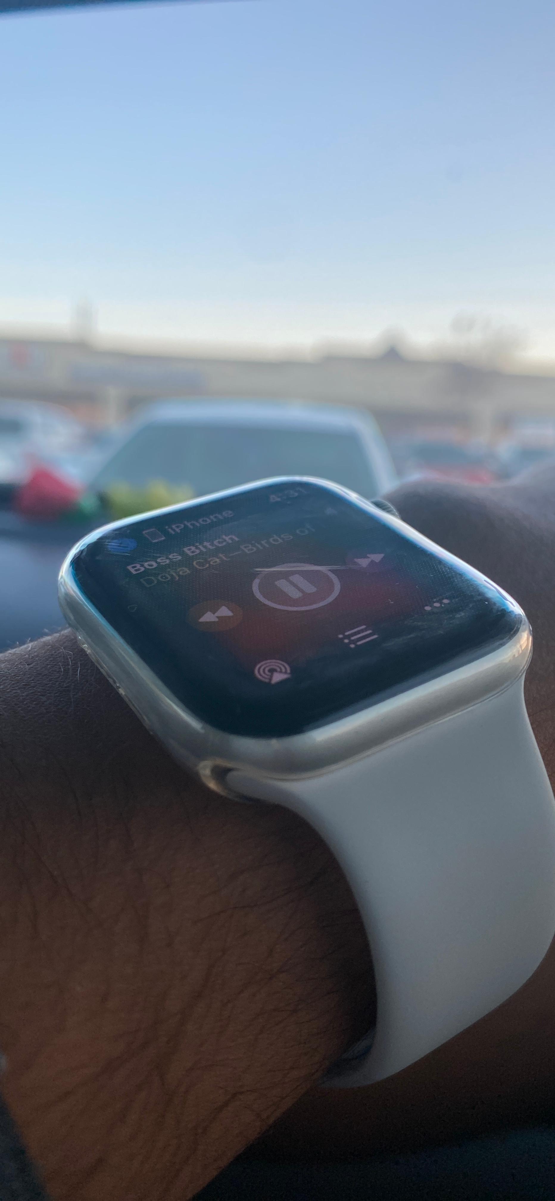 Amazon.com: Apple Watch SE (GPS, 44mm) - Silver Aluminum Case with ...