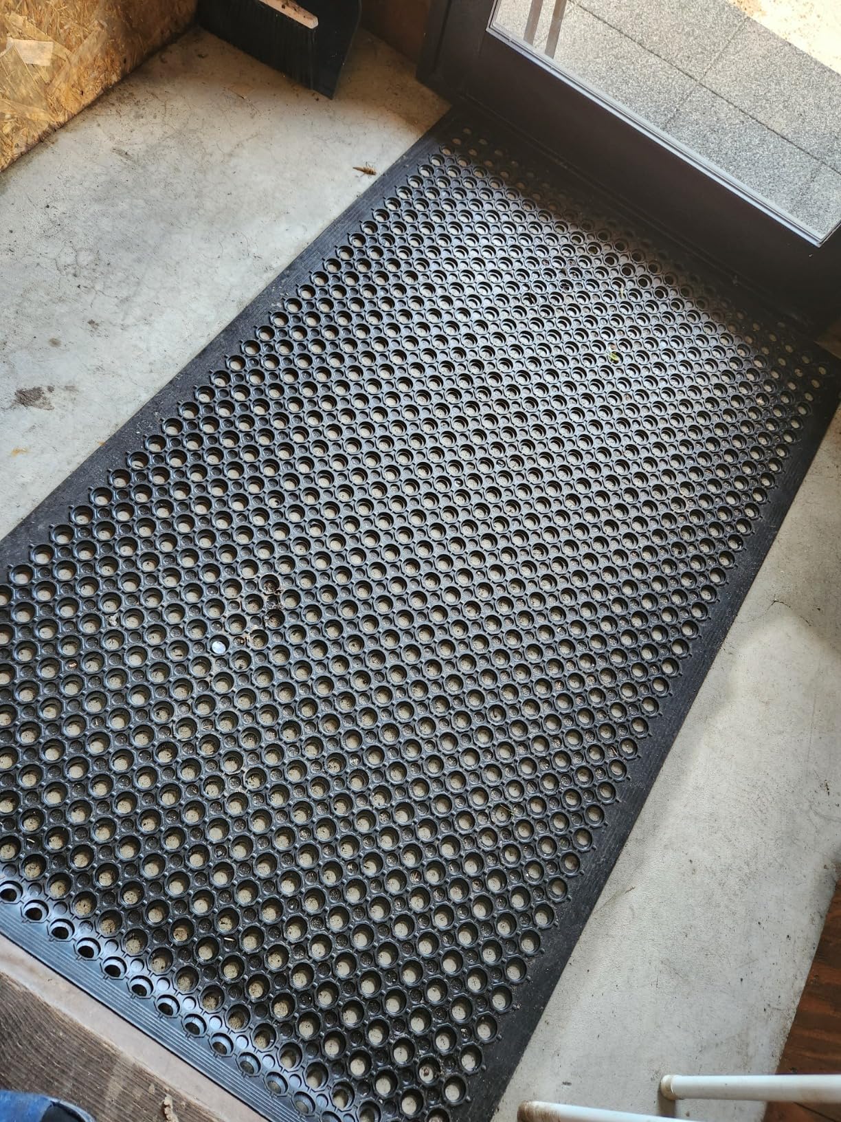 Amazon | sumunior ゴムマット 有孔 屋内外の滑り止めマット マット穴あき ゴムマット 厨房 150 x 90cm 業務用玄関マット 排水マット ゴム ドアマット ...