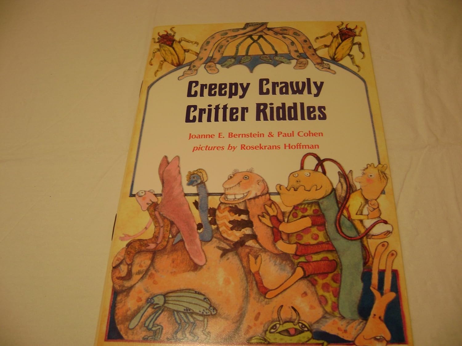 creepy crawly critter riddles: bernstein, joanne & cohen, paul: Amazon ...
