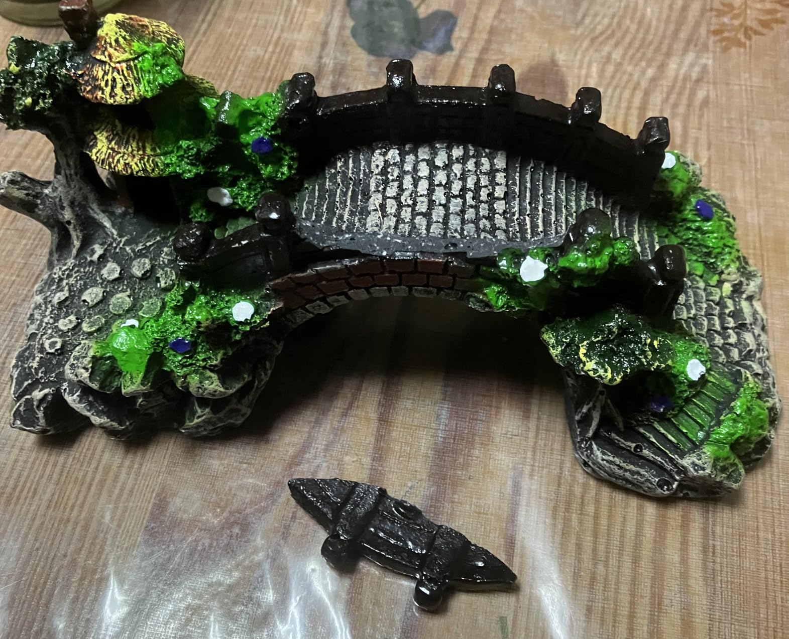 Amazon.co.jp: UTST アクアリウム 水槽 オブジェ 水槽 オーナメント 城 アクアリウム 橋 隠れ家 メダカ 水族館の装飾 (G云城＋橋) : ペット用品