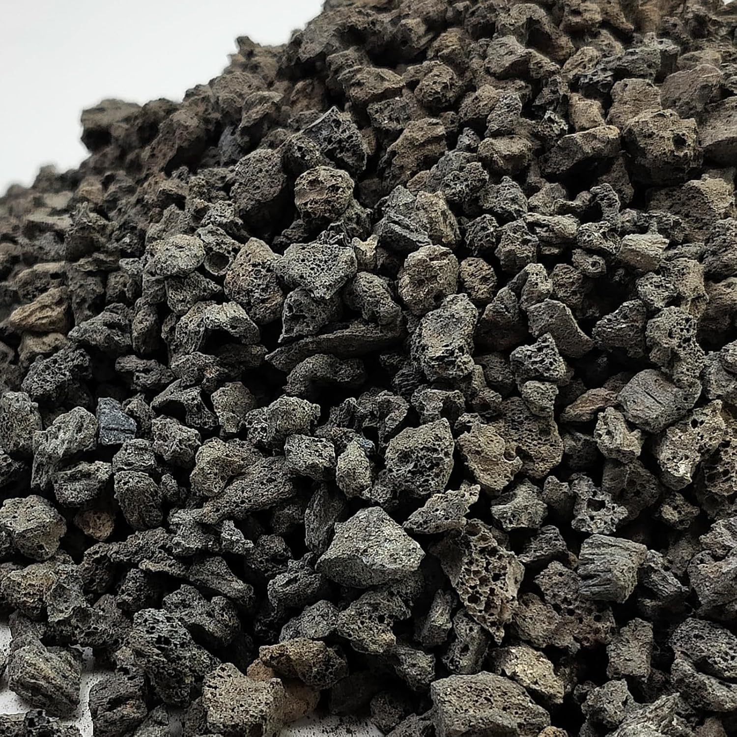 Amazon.com : FANTIAN 2 lbs Black Lava Rocks for Plants,1/4 Inch Crush ...