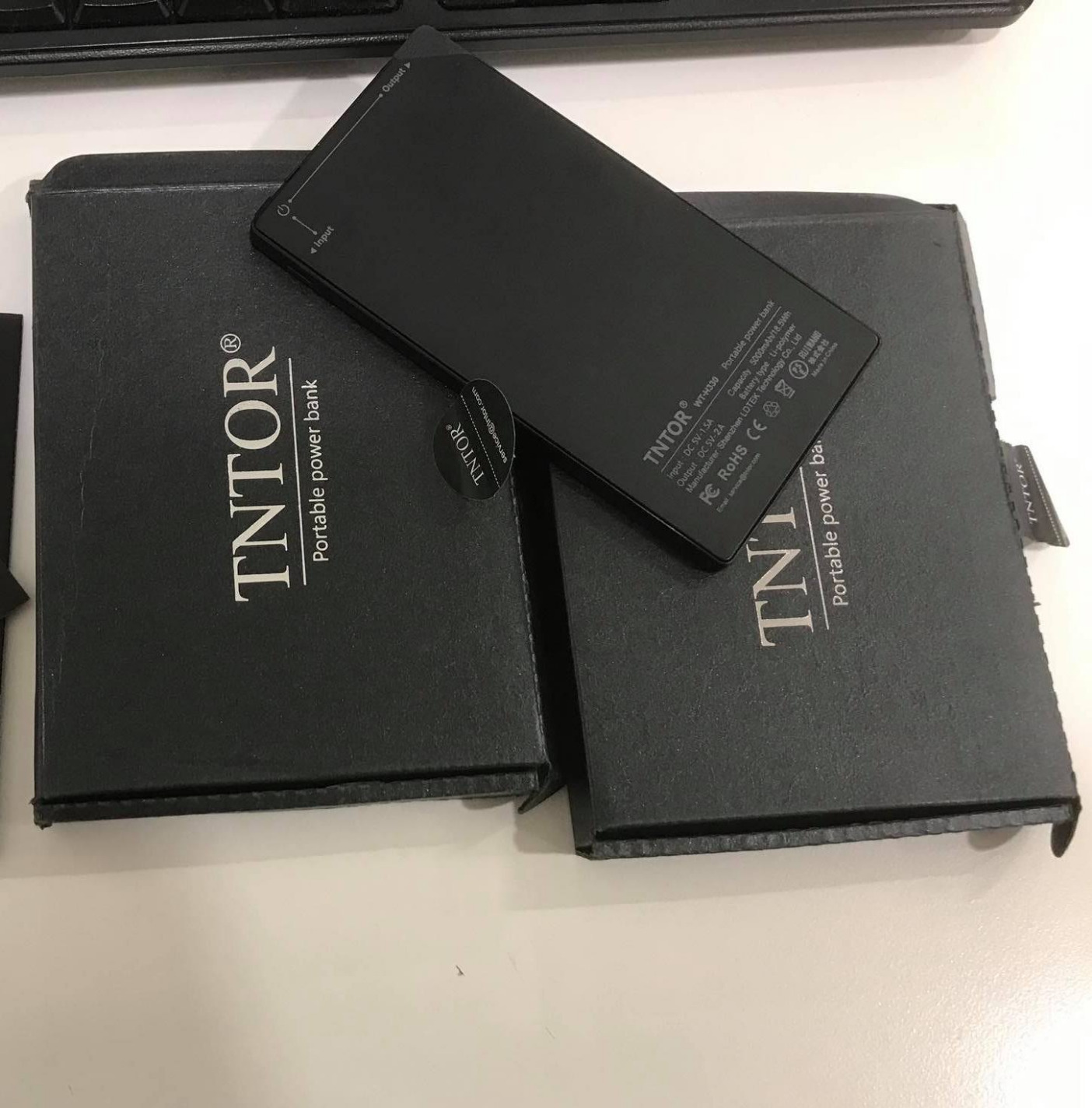 TNTOR 5000mAh Ultra Slim Power Bank mit intregierten USB C Kabel, [6mm Dicke] Metallschale ...